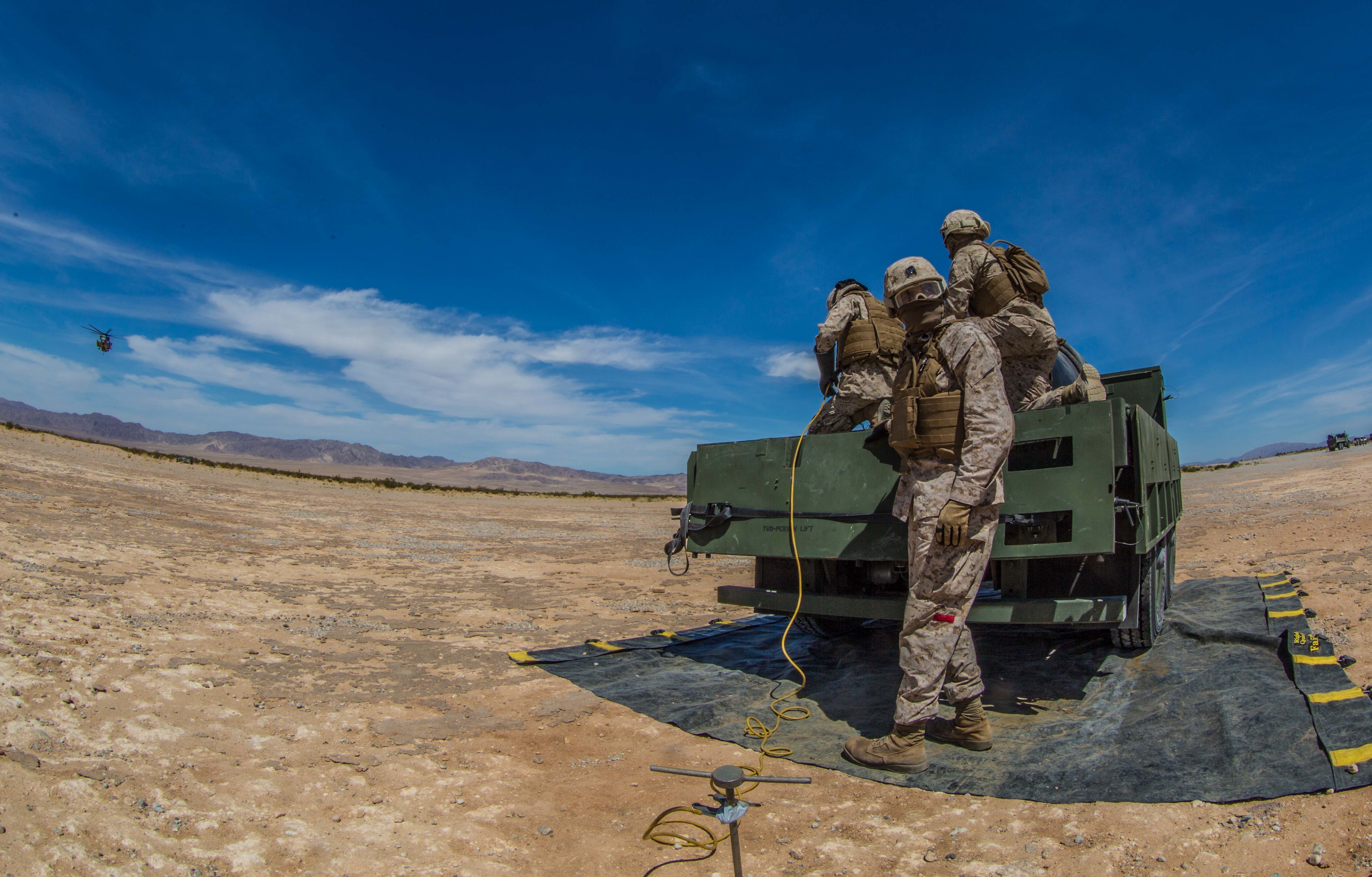 Reserve Marines fly in and unload at ITX 4-19