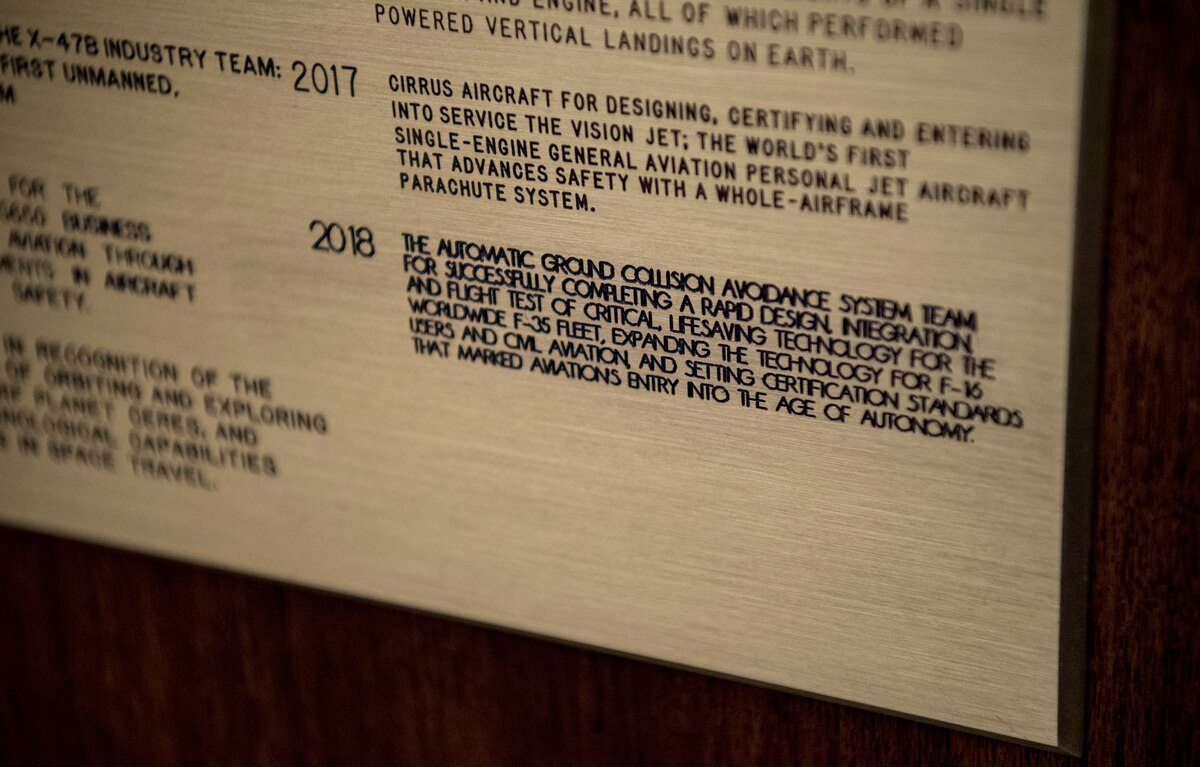 Auto GCAS team presented with Collier Trophy > Edwards Air Force Base ...