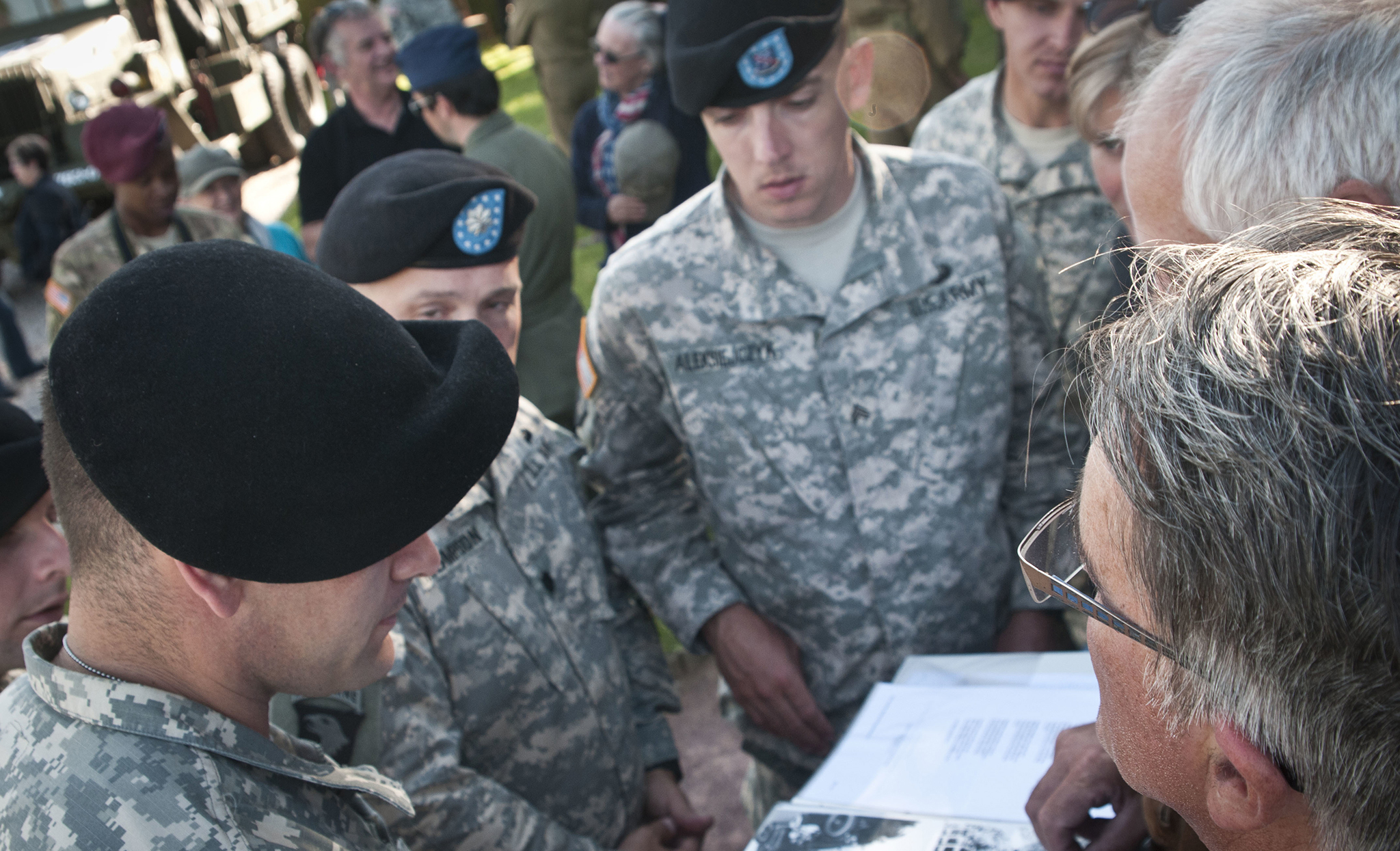 101st Airborne Soldiers in a memorial ceremony in Beuzeville-Au-Plain ...