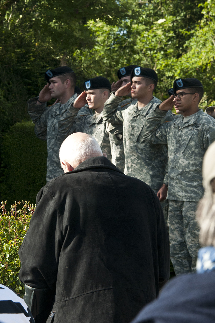 101st Airborne Soldiers in a memorial ceremony in Beuzeville-Au-Plain ...