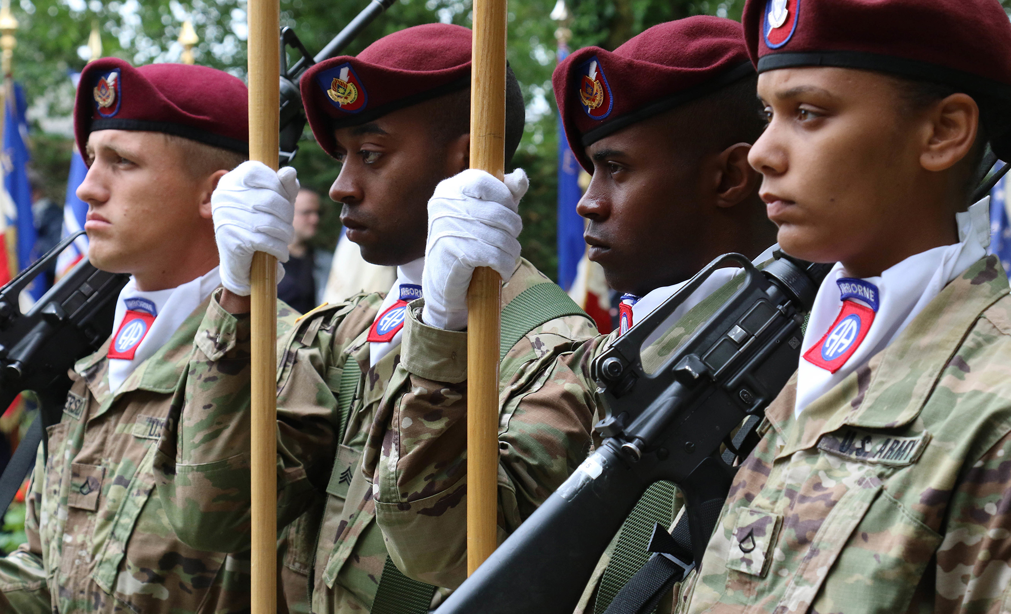82nd Airborne Division Soldiers present the Colors at a ceremony in ...