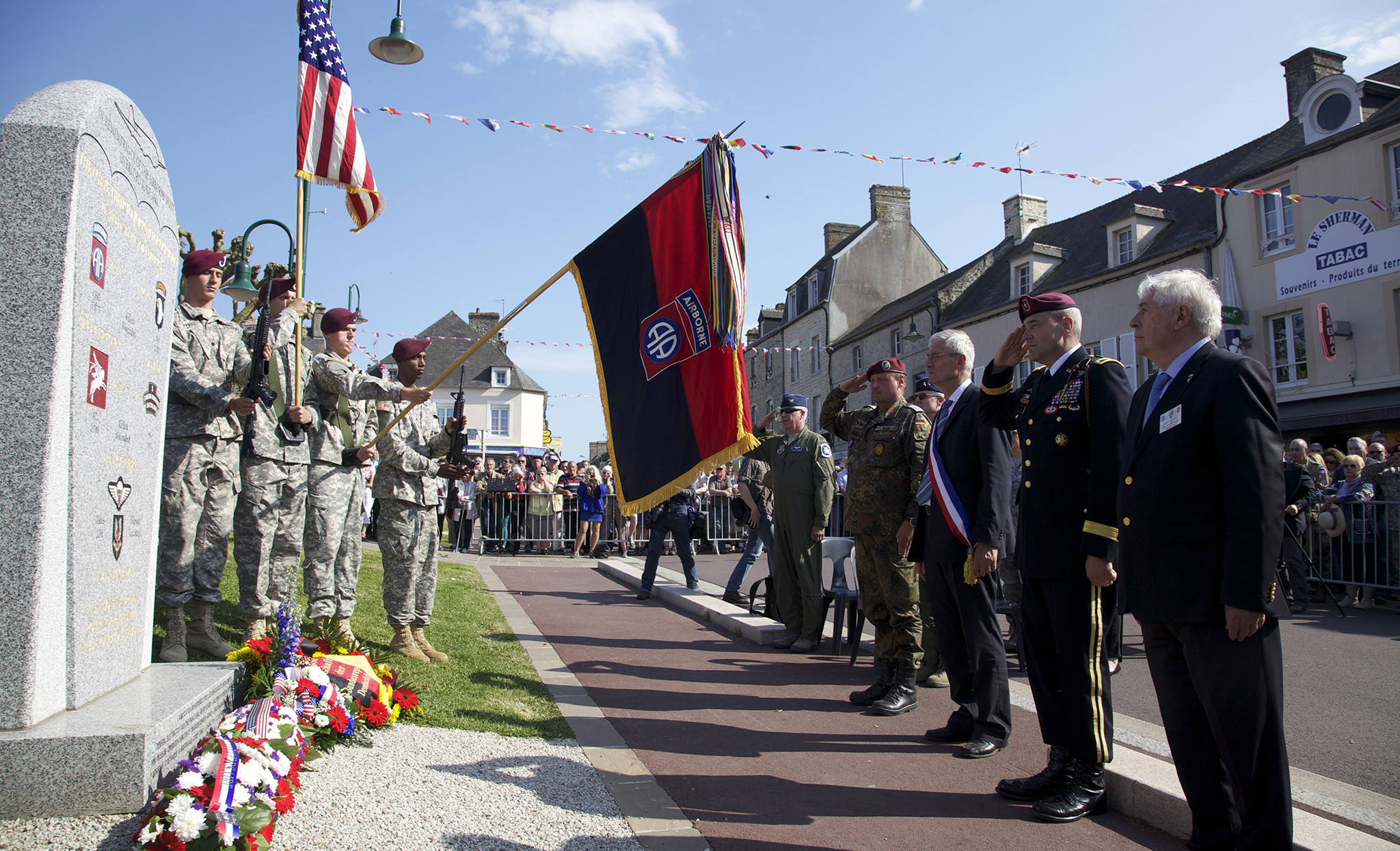 Brig. Gen. Brian Winski of the 82nd Airborne Division in Sainte-Mère ...