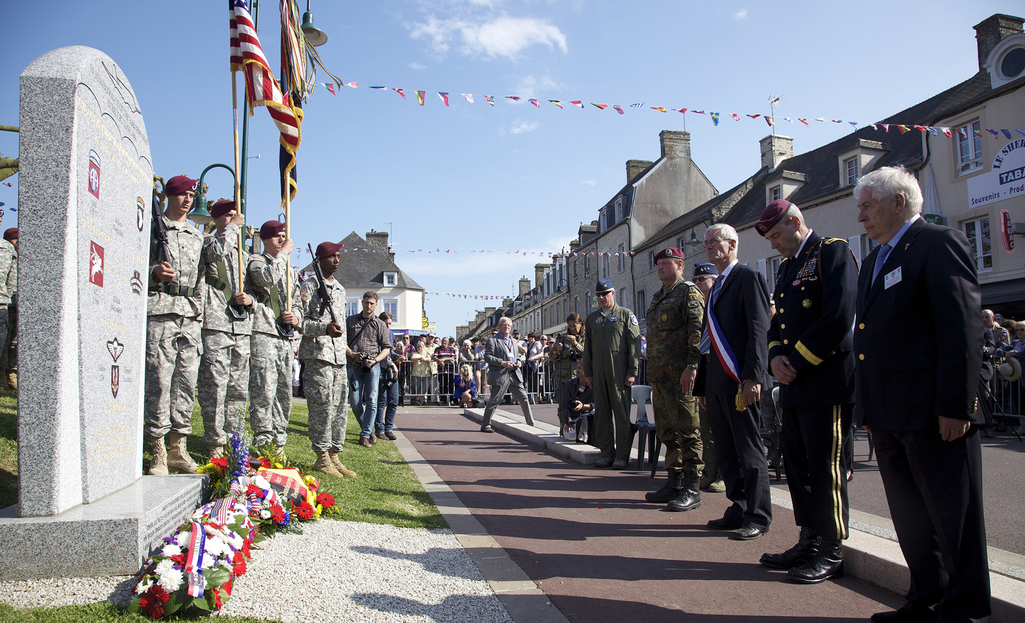 Brig. Gen. Brian Winski of the 82nd Airborne Division in Sainte-Mère ...