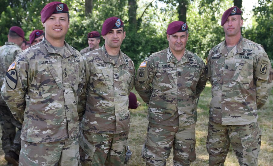 U.S. Army Paratroopers from 1st Battalion, 143rd Infantry Regiment ...