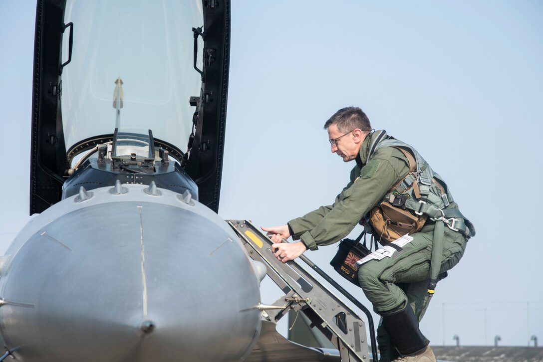 Lt. Gen. Schneider gets in F-16 Fighting Falcon
