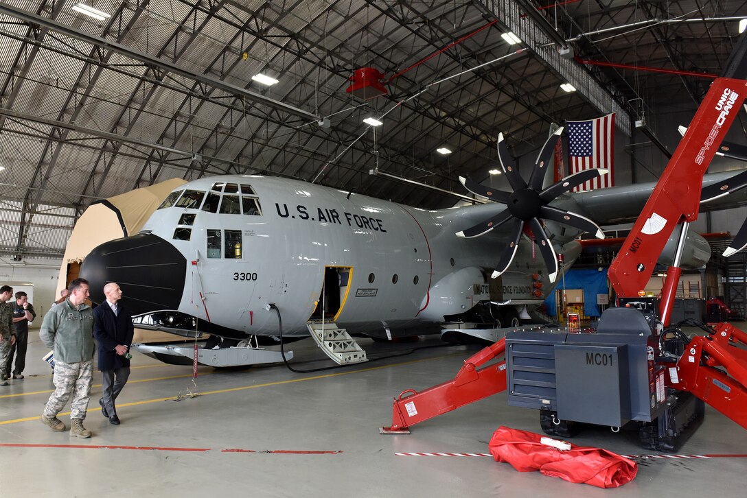 Manasco visits 109th AW