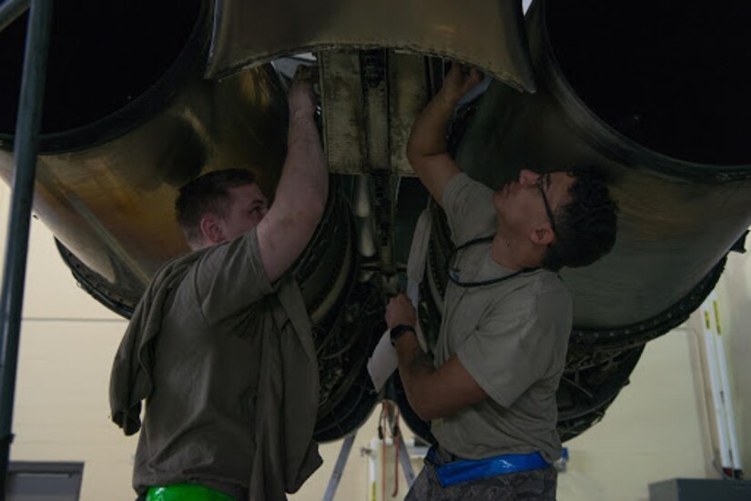 B-52 crew chiefs earn zero-defect rating during inspection > Minot Air ...