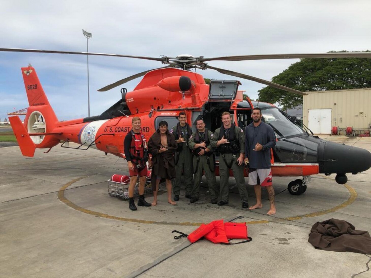 Coast Guard rescues 2 mariners off Diamond Head, Oahu > U.S. Indo ...