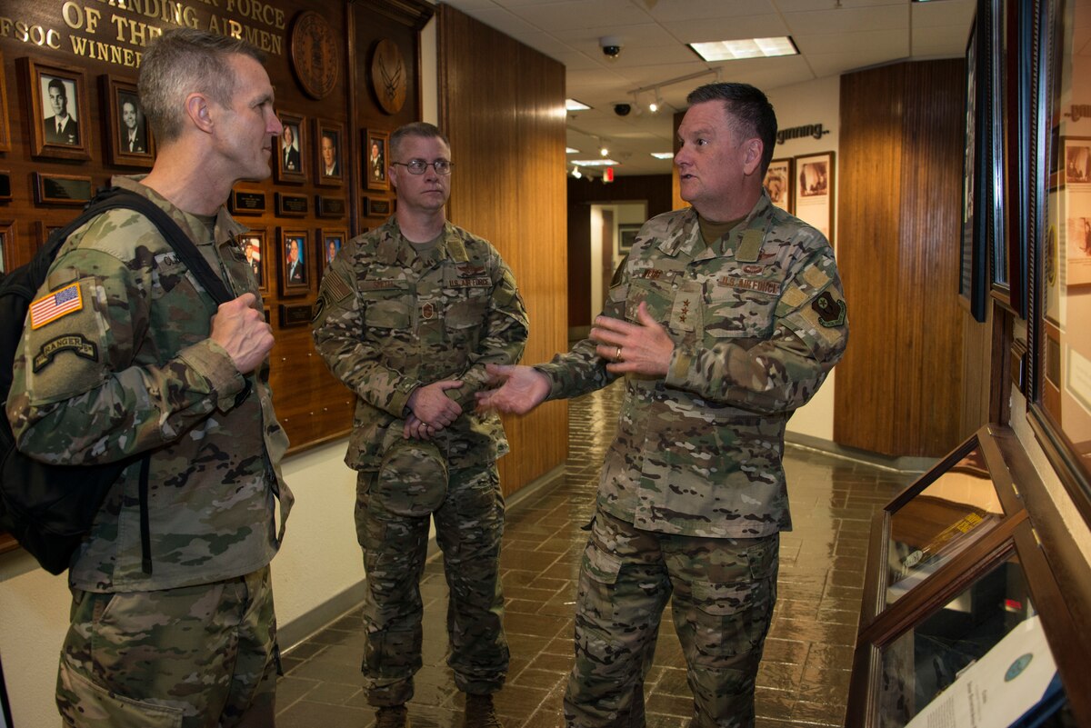 AFSOC welcomes new USSOCOM leader > Air Force Special Operations ...