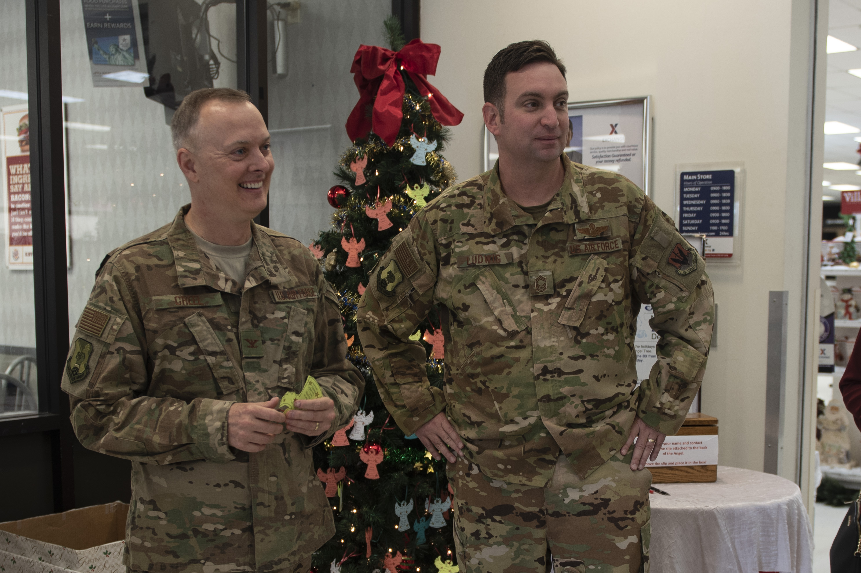 Team Moody puts up Angel Tree > Moody Air Force Base > Article Display