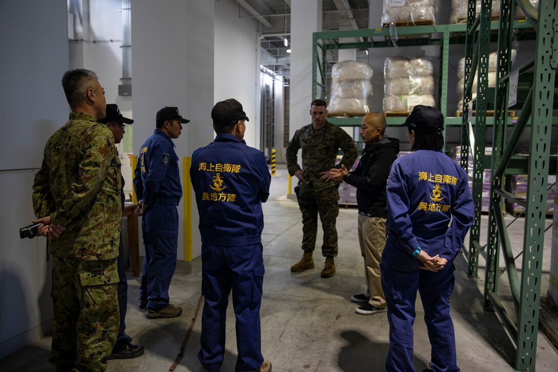 U.S. Marines and JMSDF Soldiers conduct MWD detection training exercises
