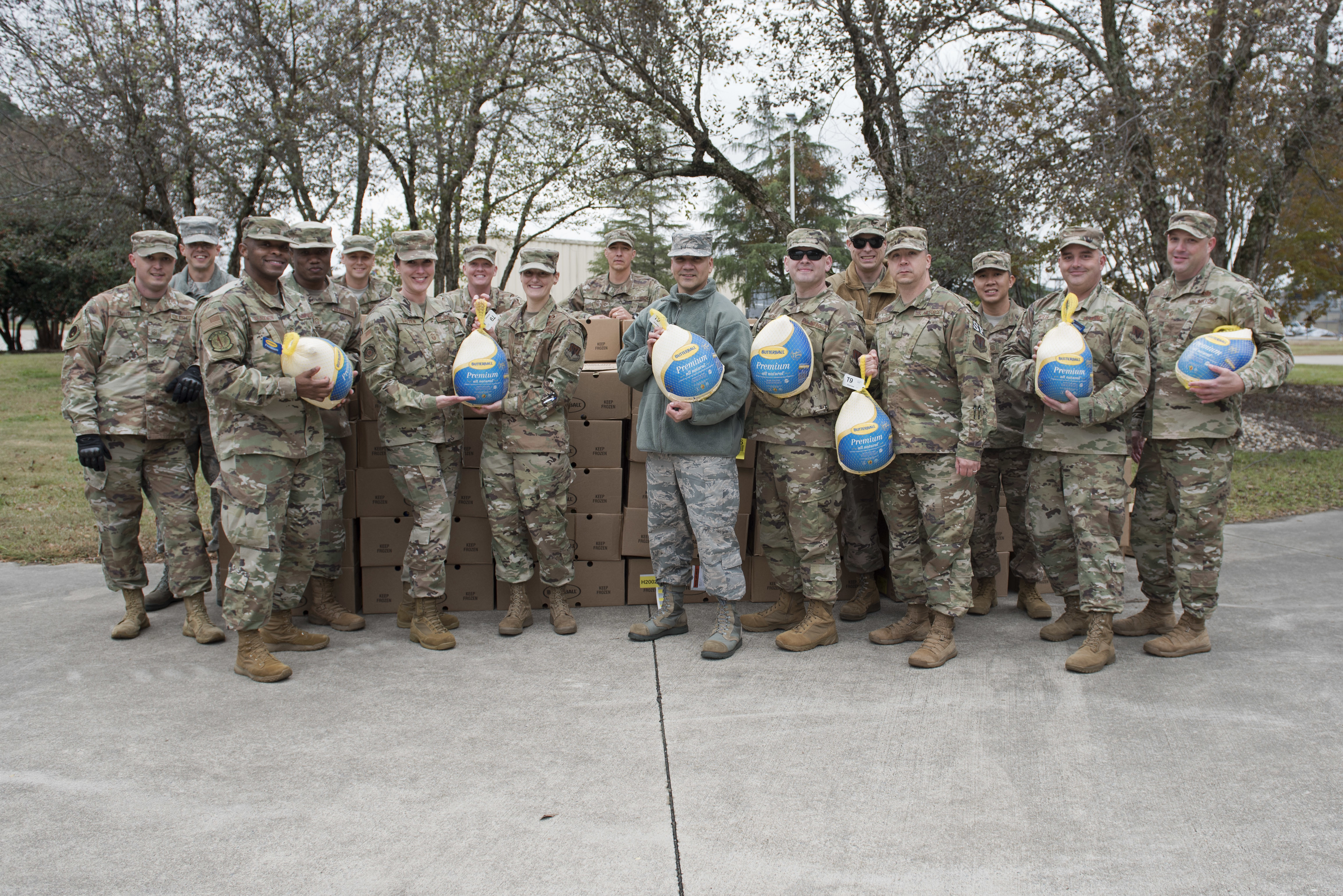 SJ First Sergeants deliver thanksgiving meals to Airmen > Seymour ...