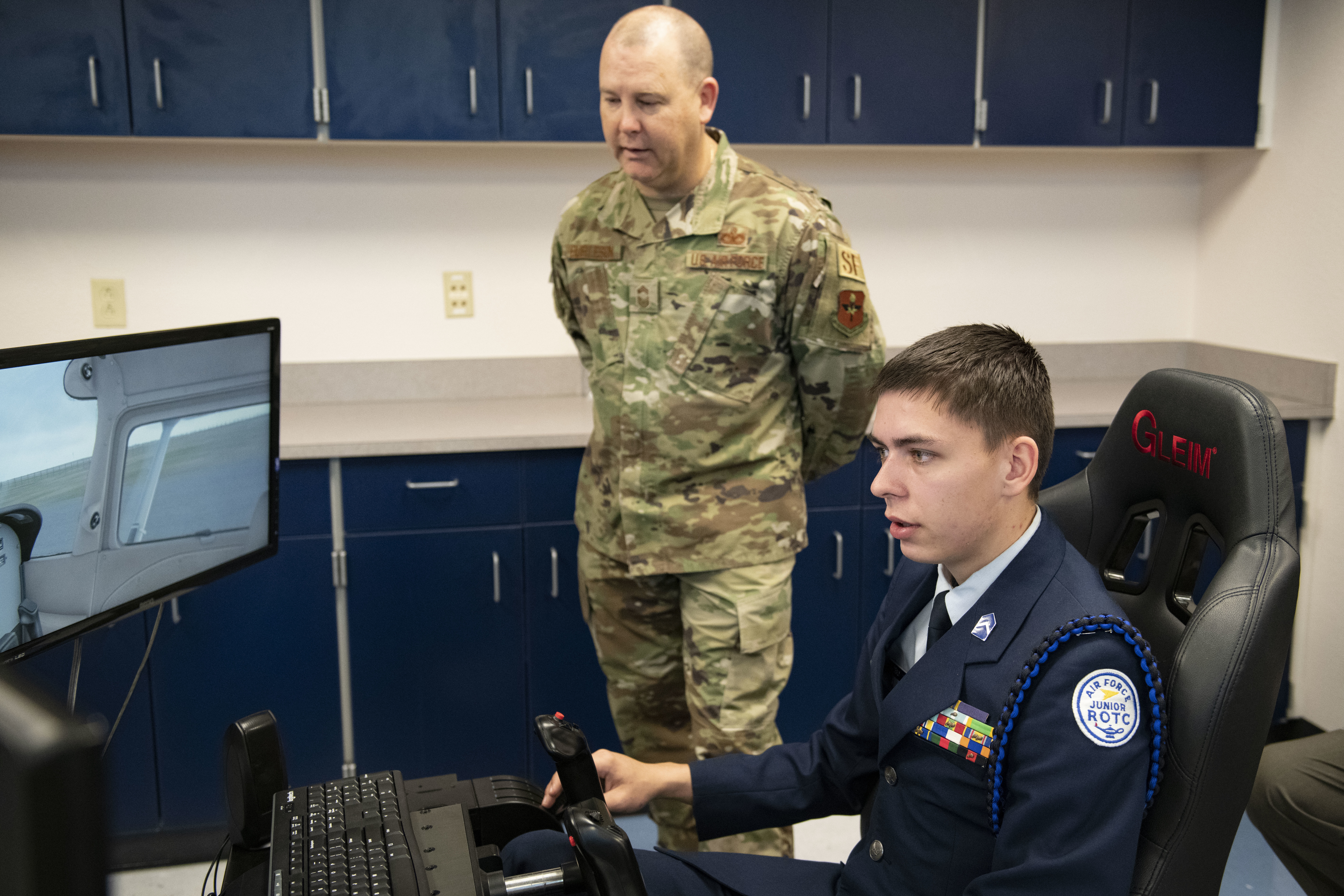 Altus AFB leaders present flight simulators to aspiring Airmen > Air ...