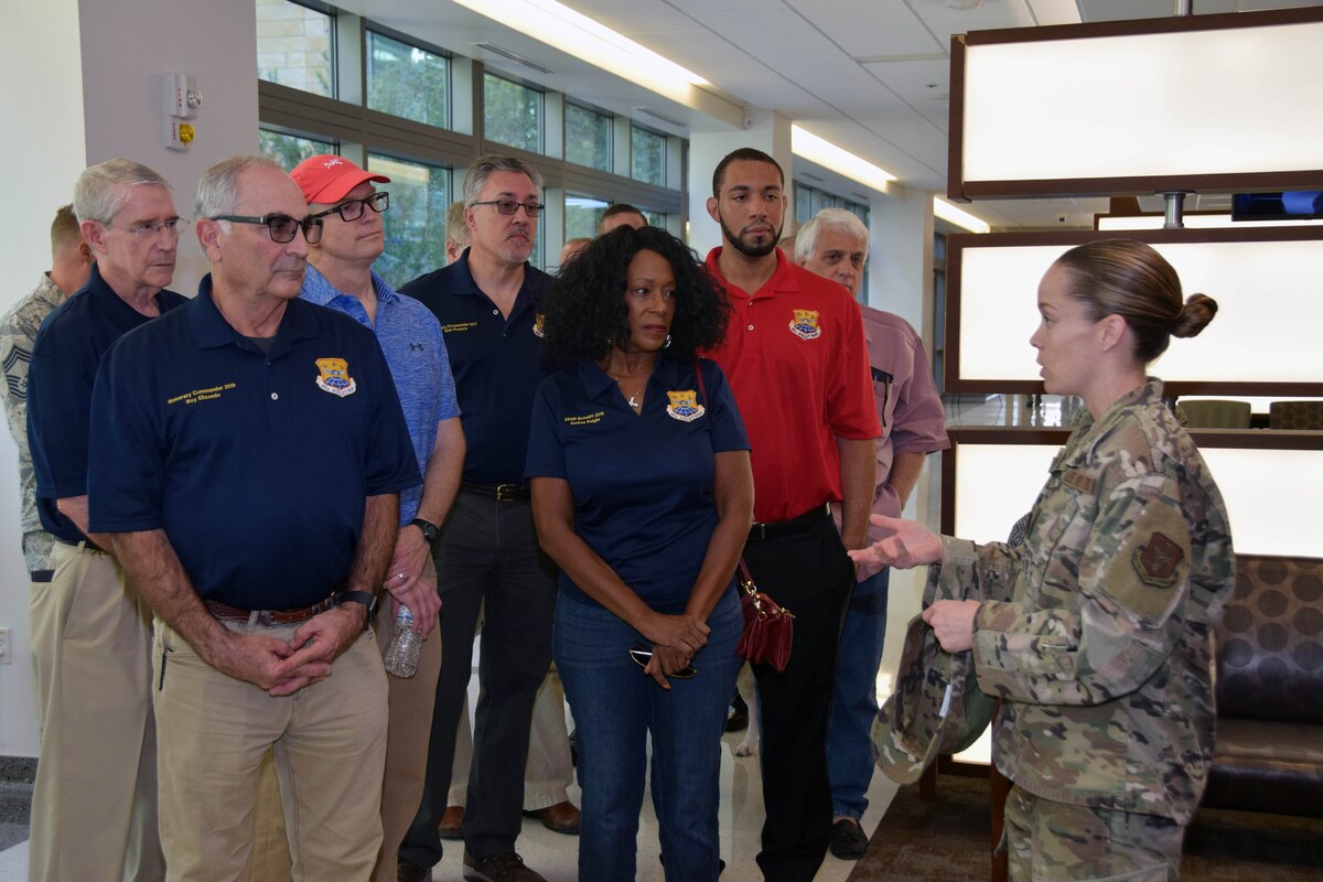 Honorary commanders tour medical facilities > 433rd Airlift Wing ...