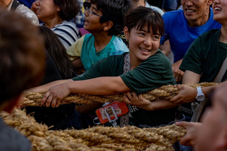 The 49th Annual Naha Great Tug-of-War Festival > United States Marine ...
