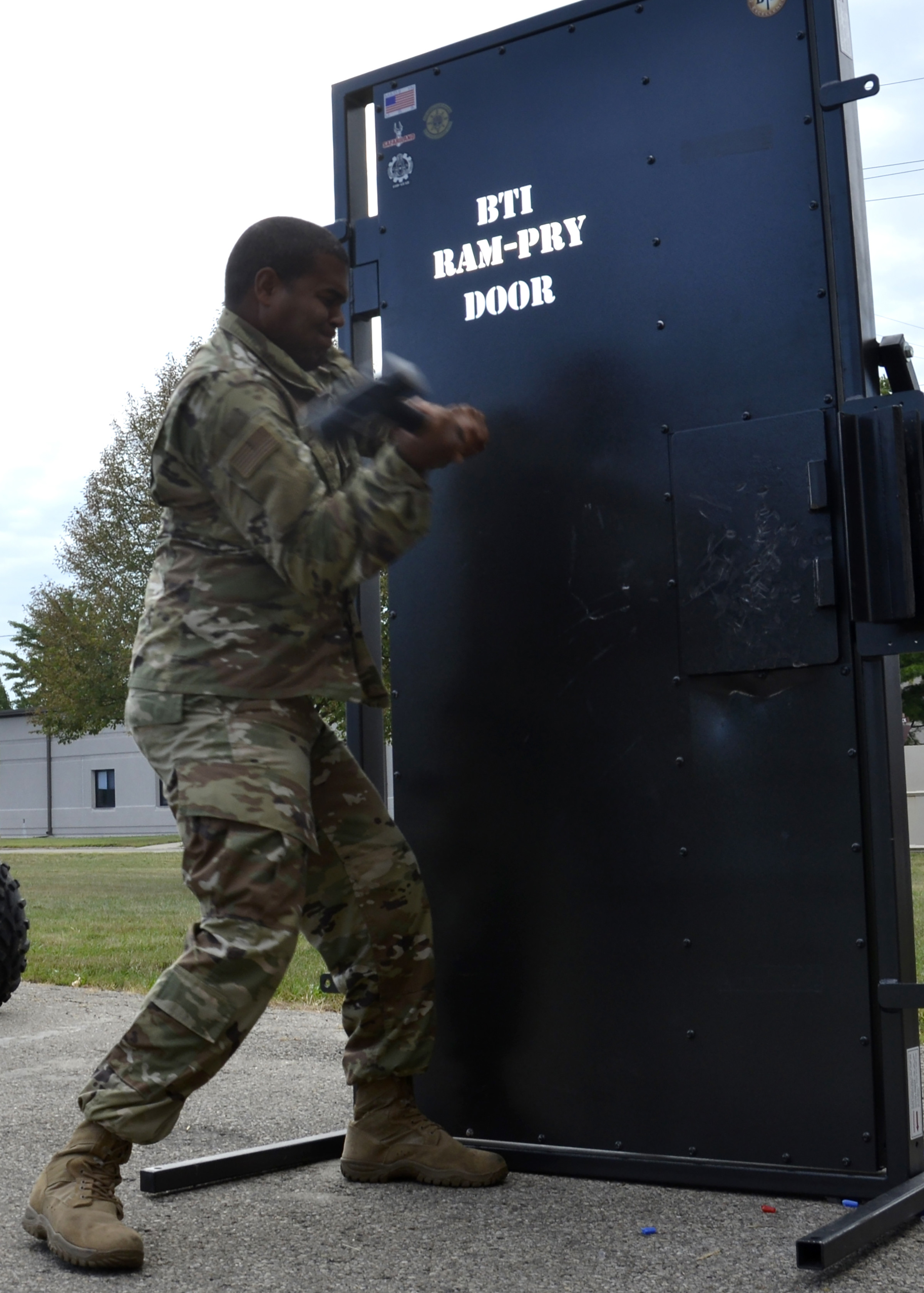 445th SFS Airmen participate in door breach training > 445th Airlift ...