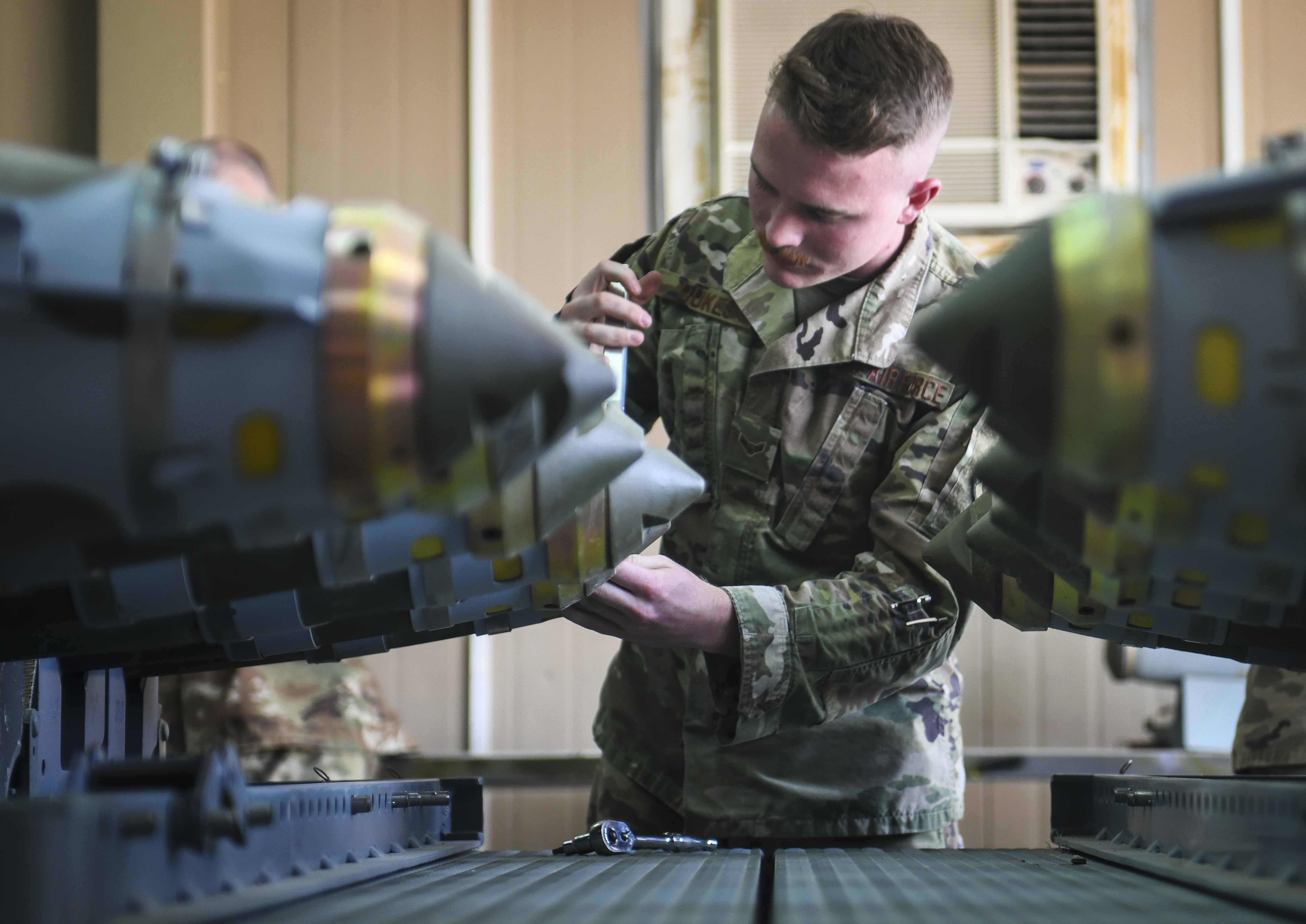 386 EMXS Munitions Airmen demonstrate bomb building > U.S. Air Forces ...
