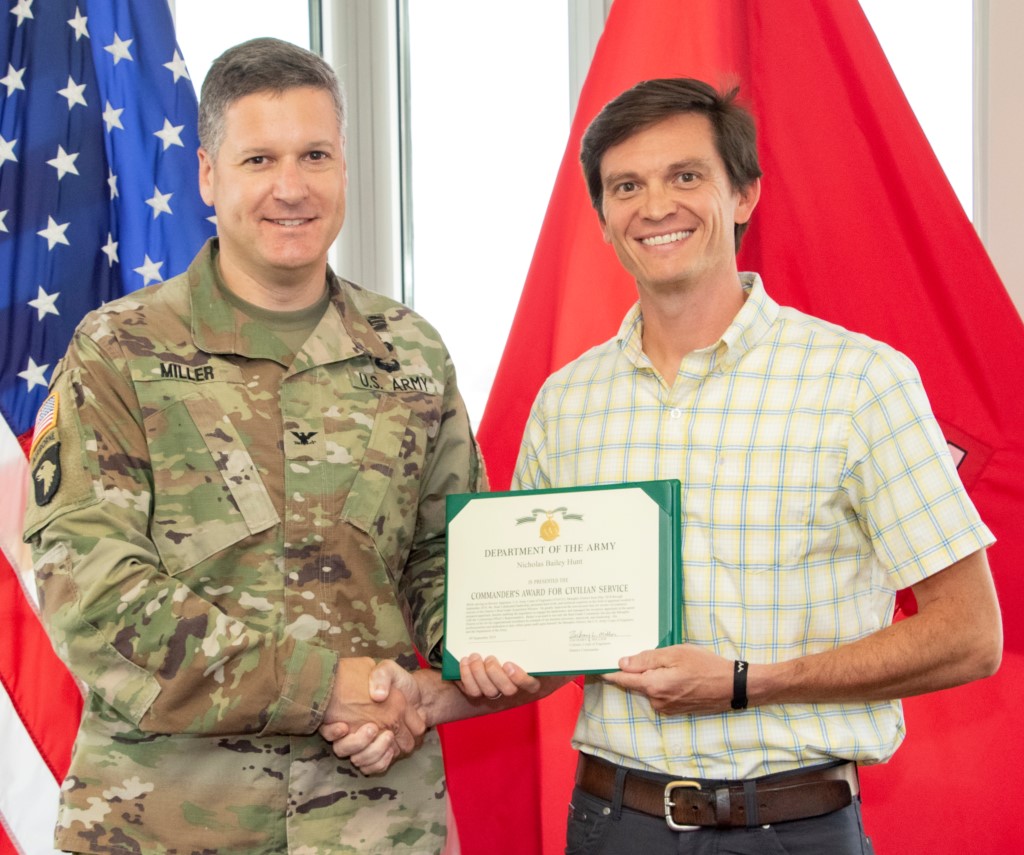 Bailey Hunt receives Commander’s Award > Memphis District > News Stories