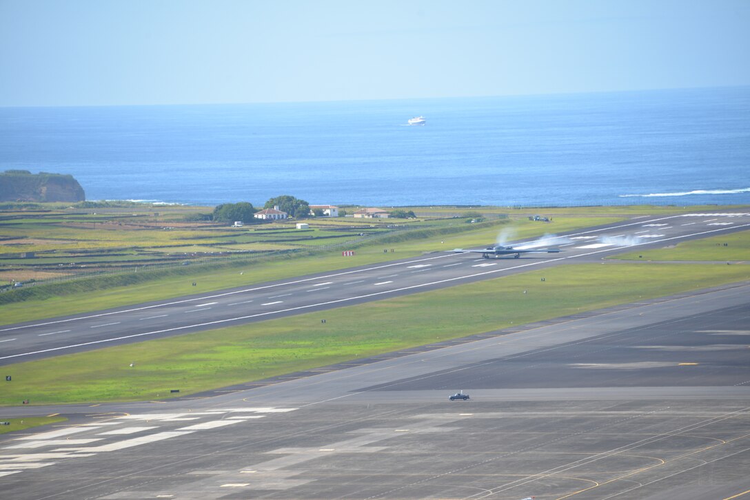 Hot-pit refueling at Lajes