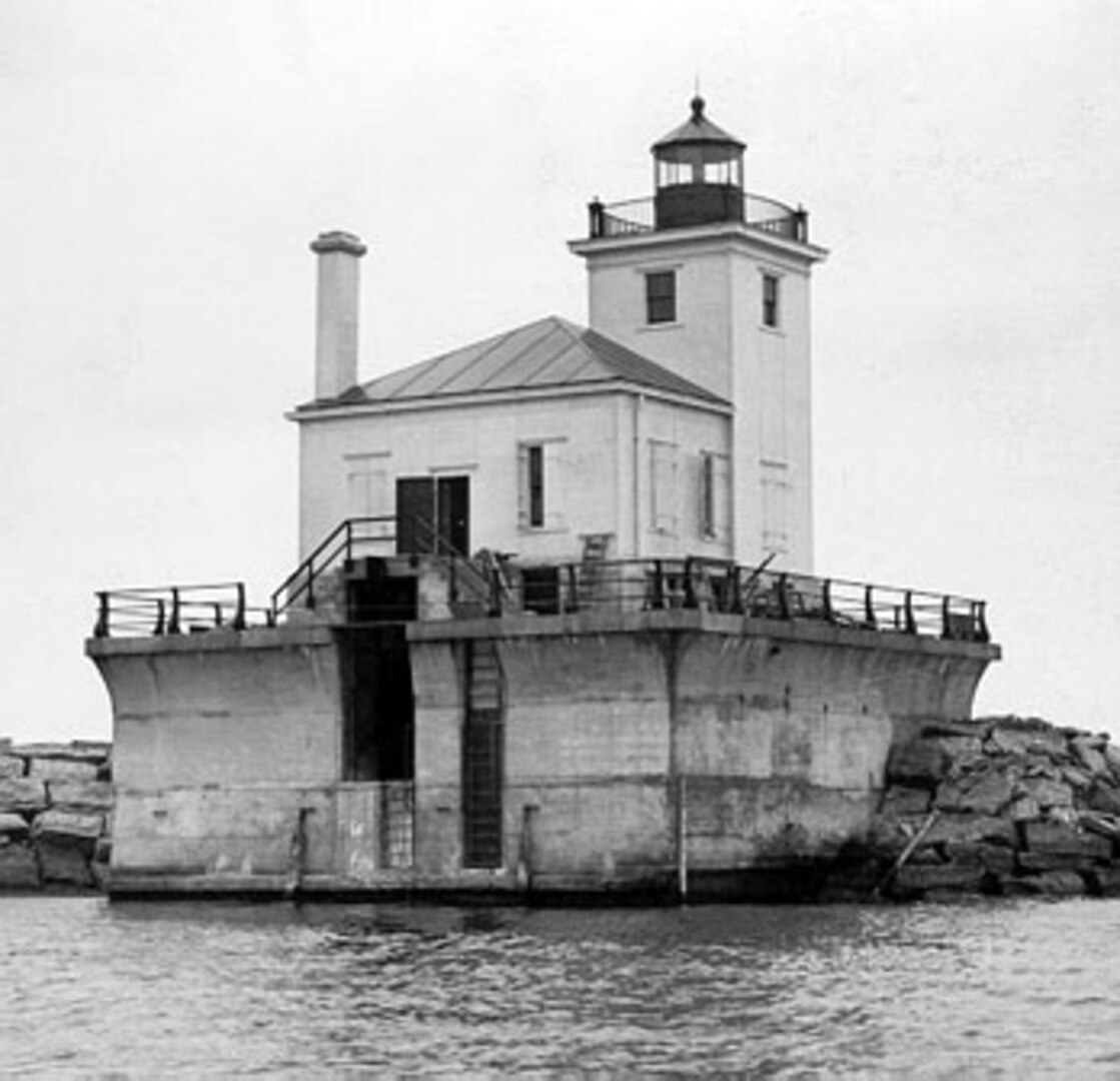 Oswego Harbor West Pierhead Light > United States Coast Guard > Article ...