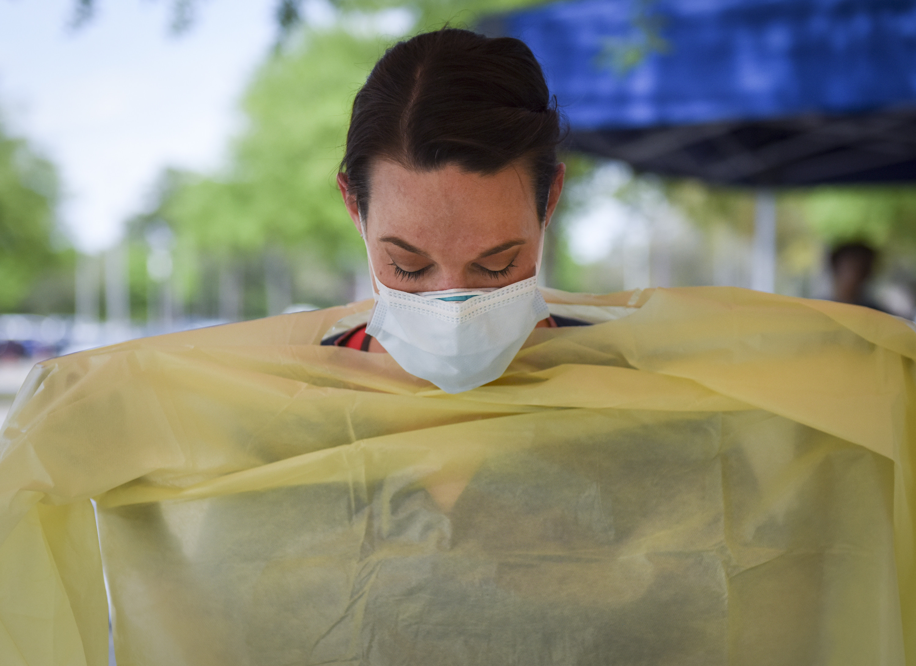 Medical Group establishes drive-through health screening > Air Force ...