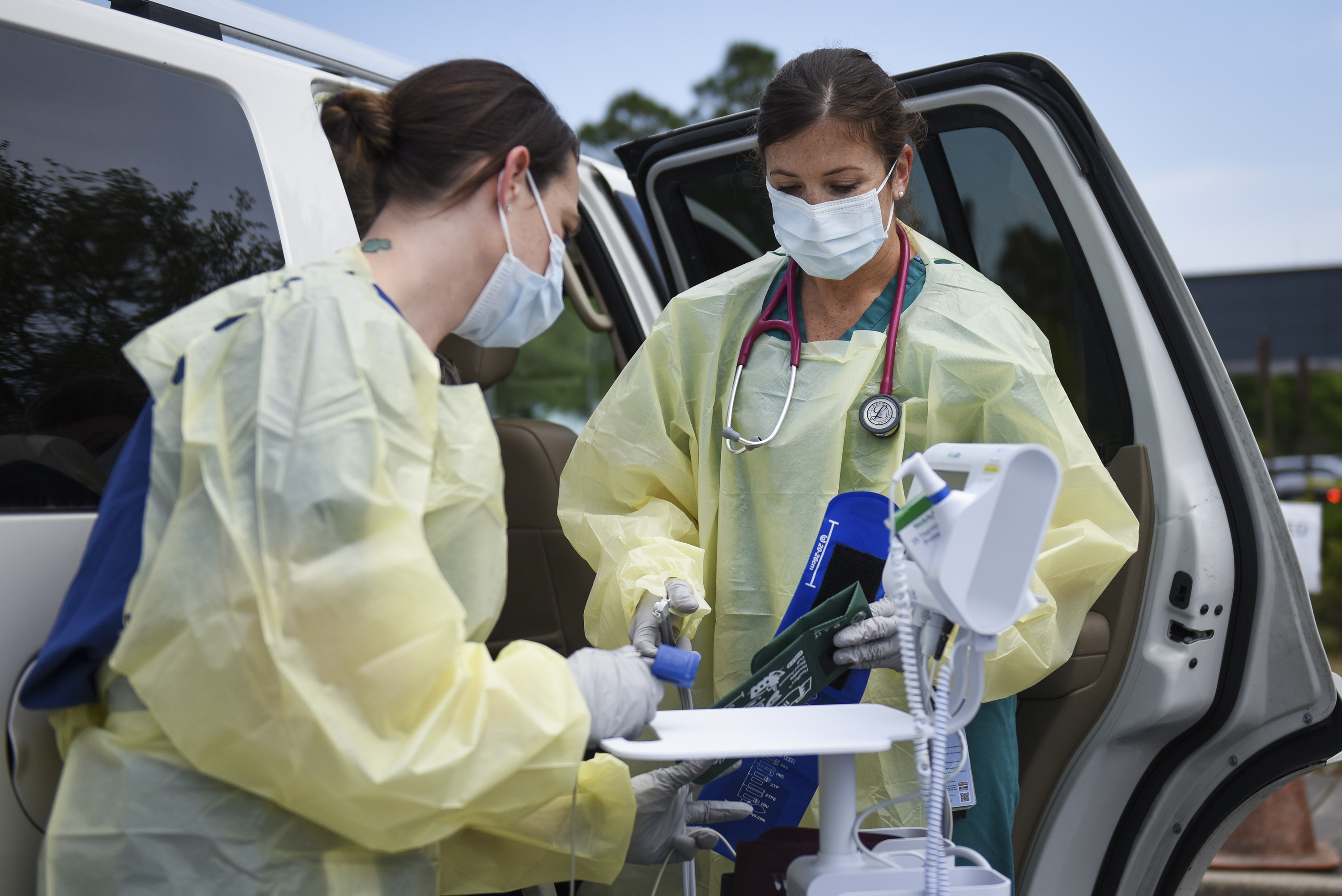 Medical Group establishes drive-through health screening > Air Force ...