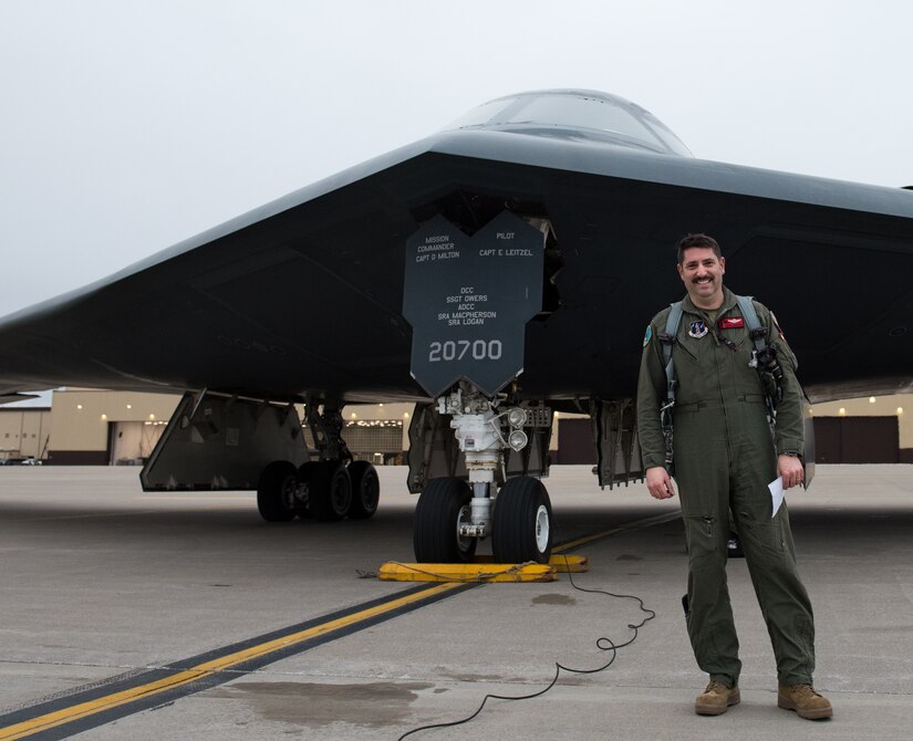 Pilot boasts 1,000 flight hours in stealth bomber > Air Force Global ...