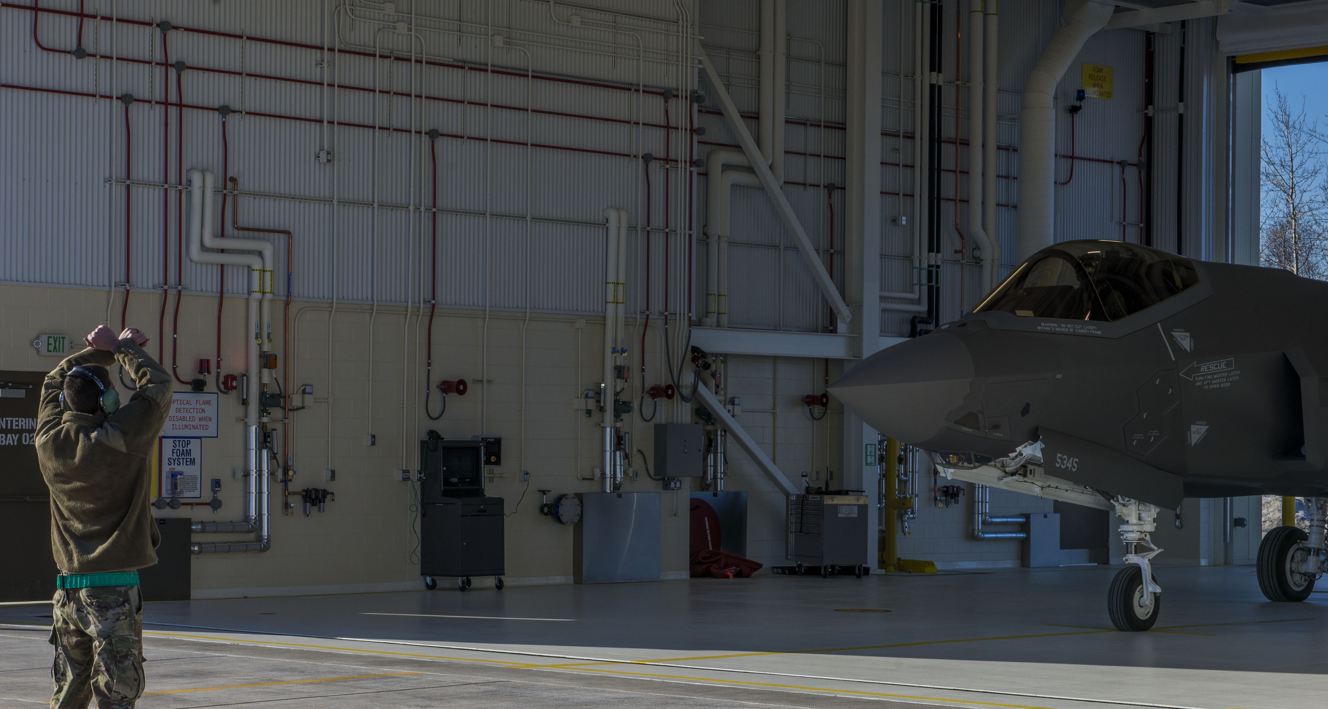 Lightning takes to the skies over Eielson AFB > Eielson Air Force Base ...