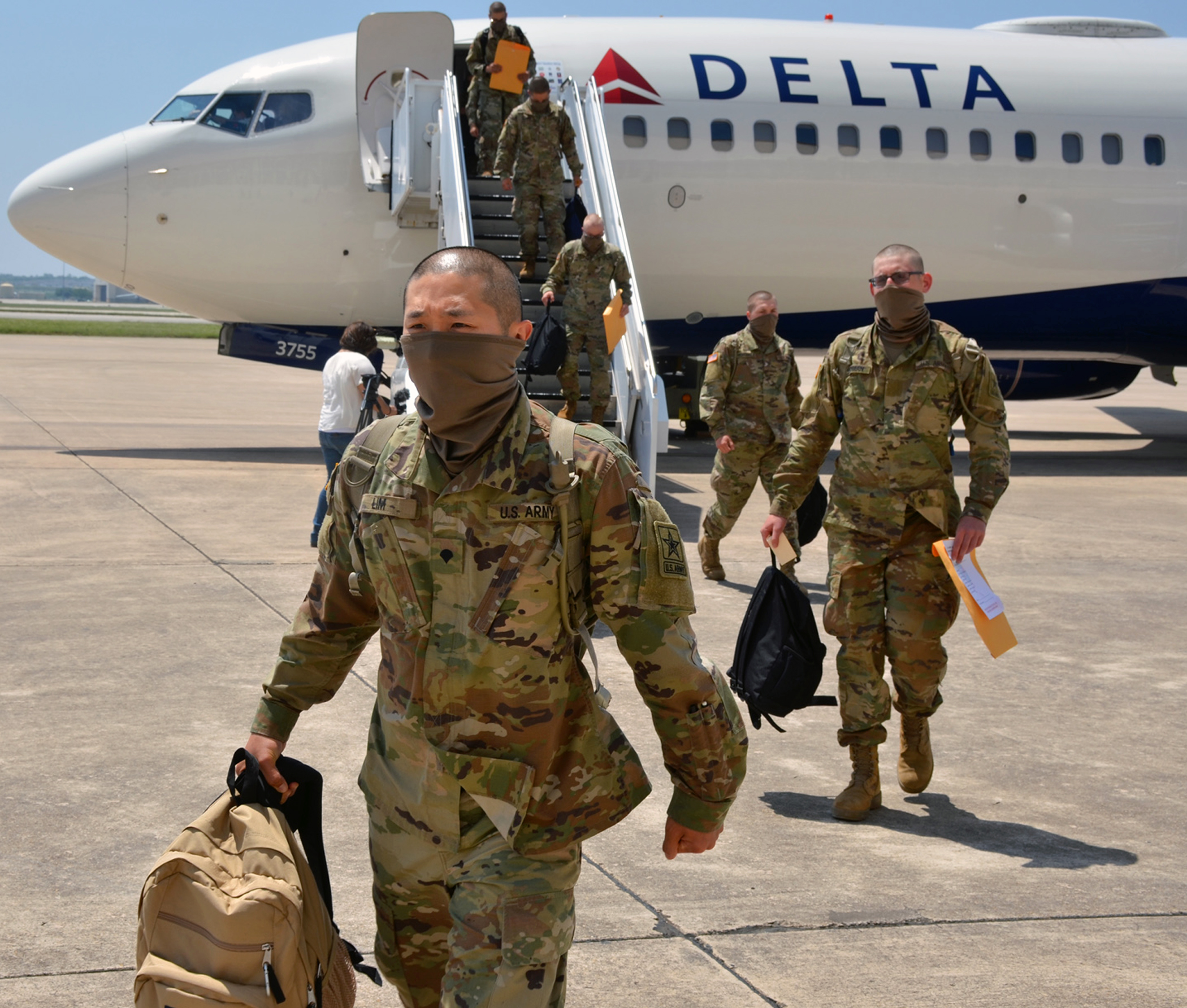 Drill sergeants don PPE to receive new trainees at JBSA-Fort Sam ...