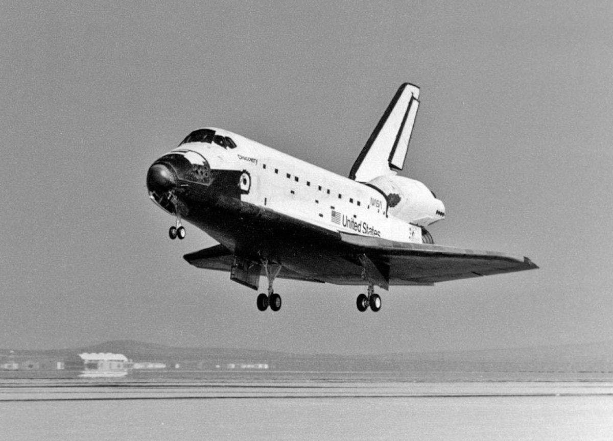 September 11, 2009: Shuttle Discovery Lands at Edwards > Air Force Test ...