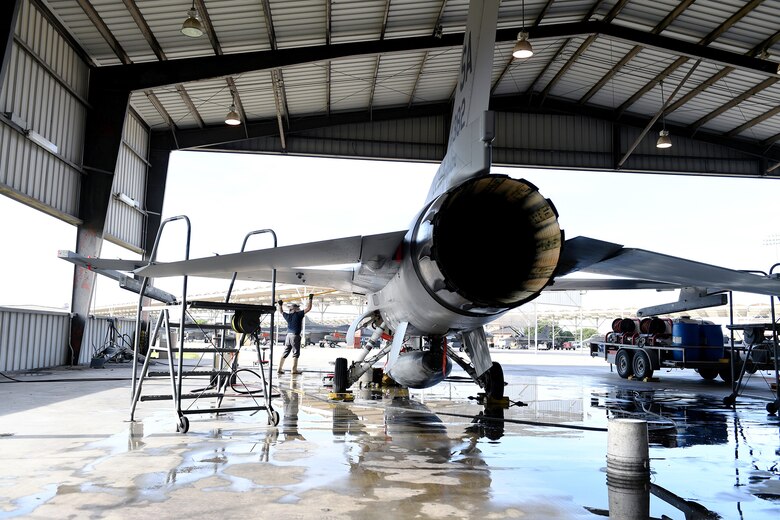 PHOTOS: 149th FW keeps Fighting Falcons clean and mean > Air Education ...