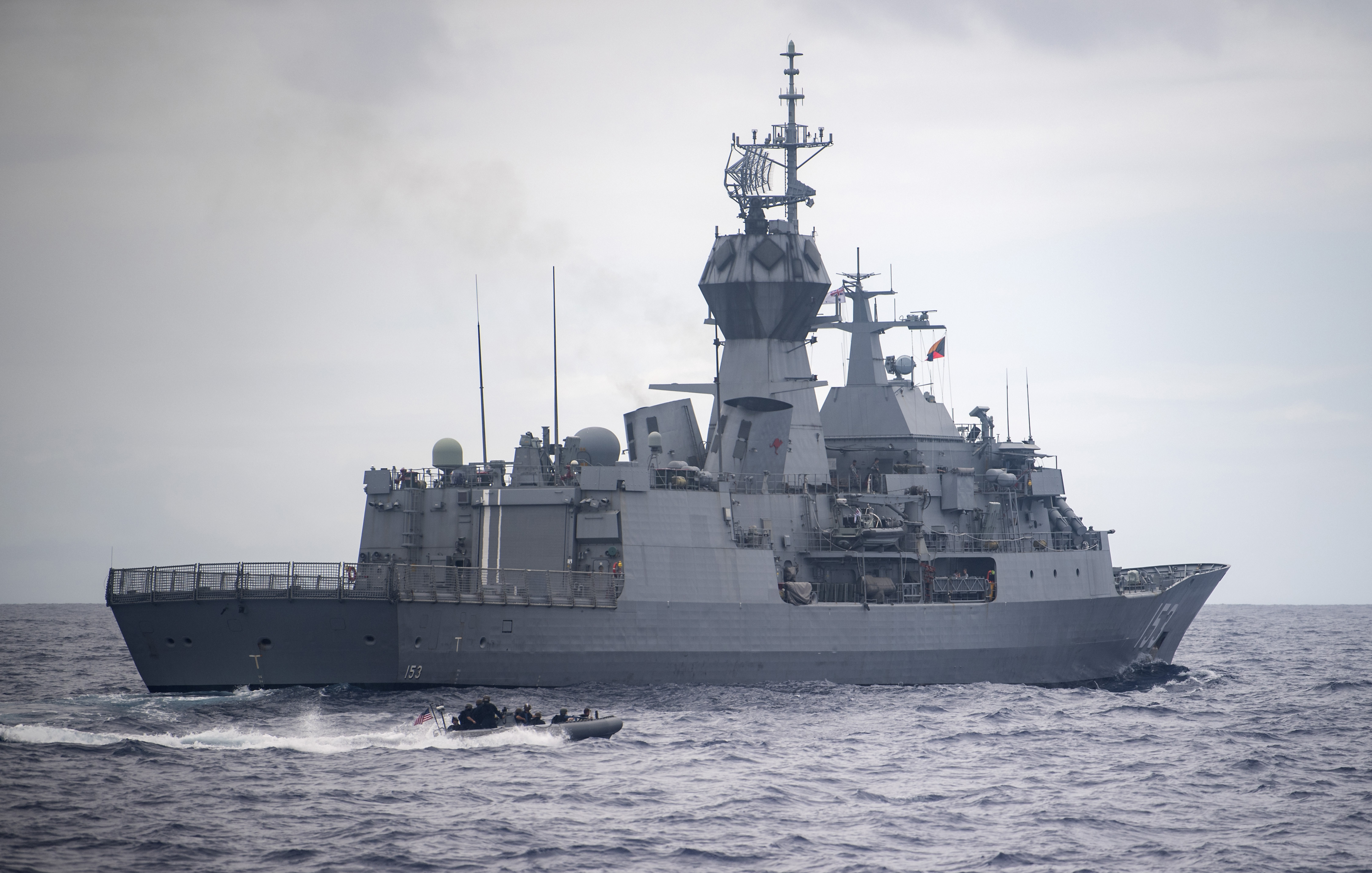 USS Chung-Hoon Conducts GUNEX with HMAS Stuart > United States Navy ...