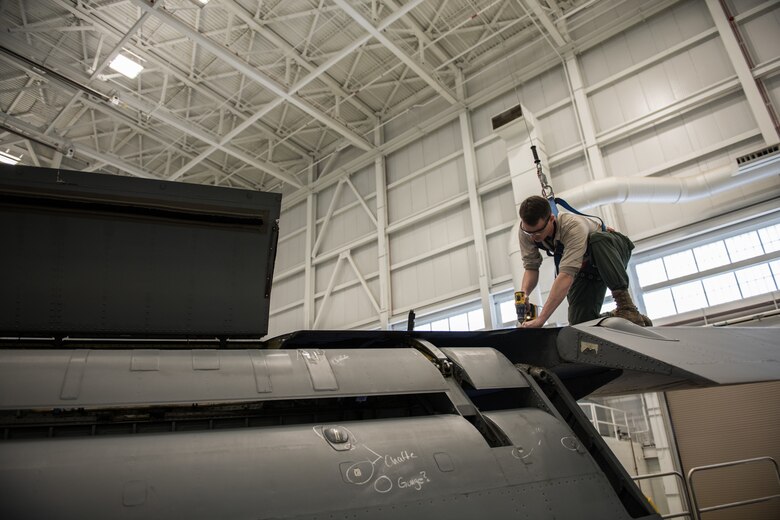 KC-135 crew chiefs operate during isochronal inspection > McConnell Air ...