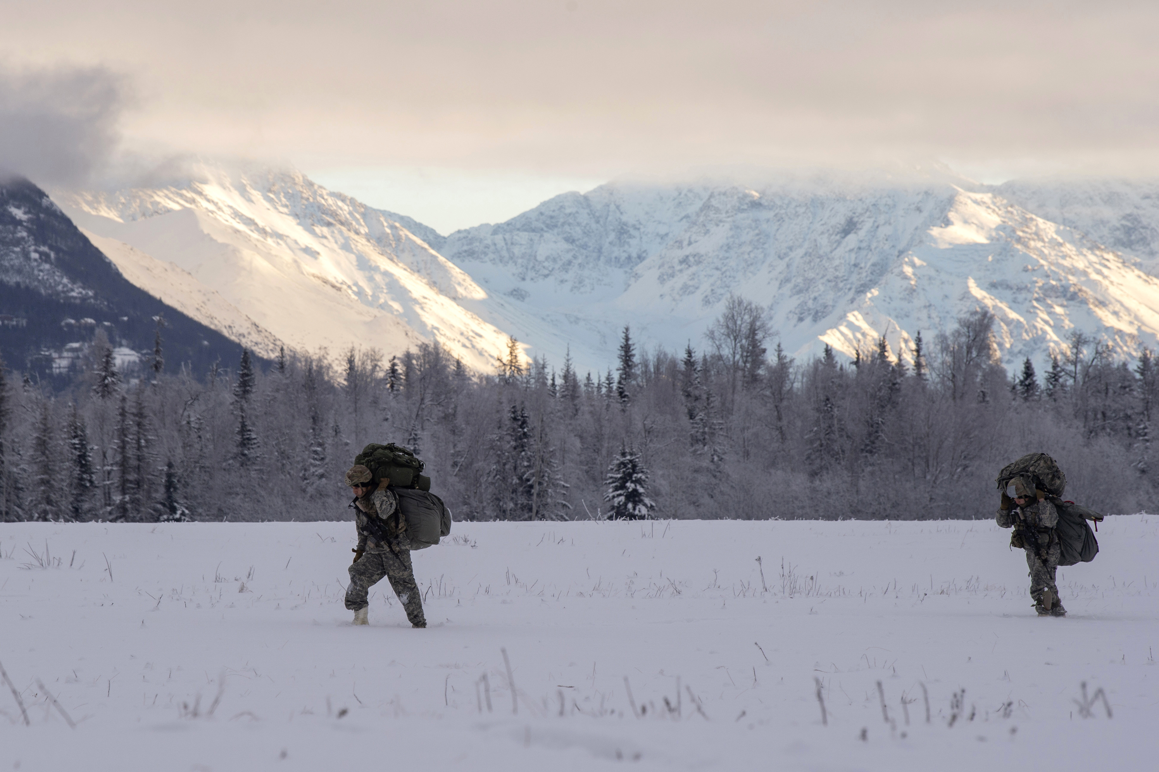 '3 Geronimo' paratroopers jump onto frozen drop zone