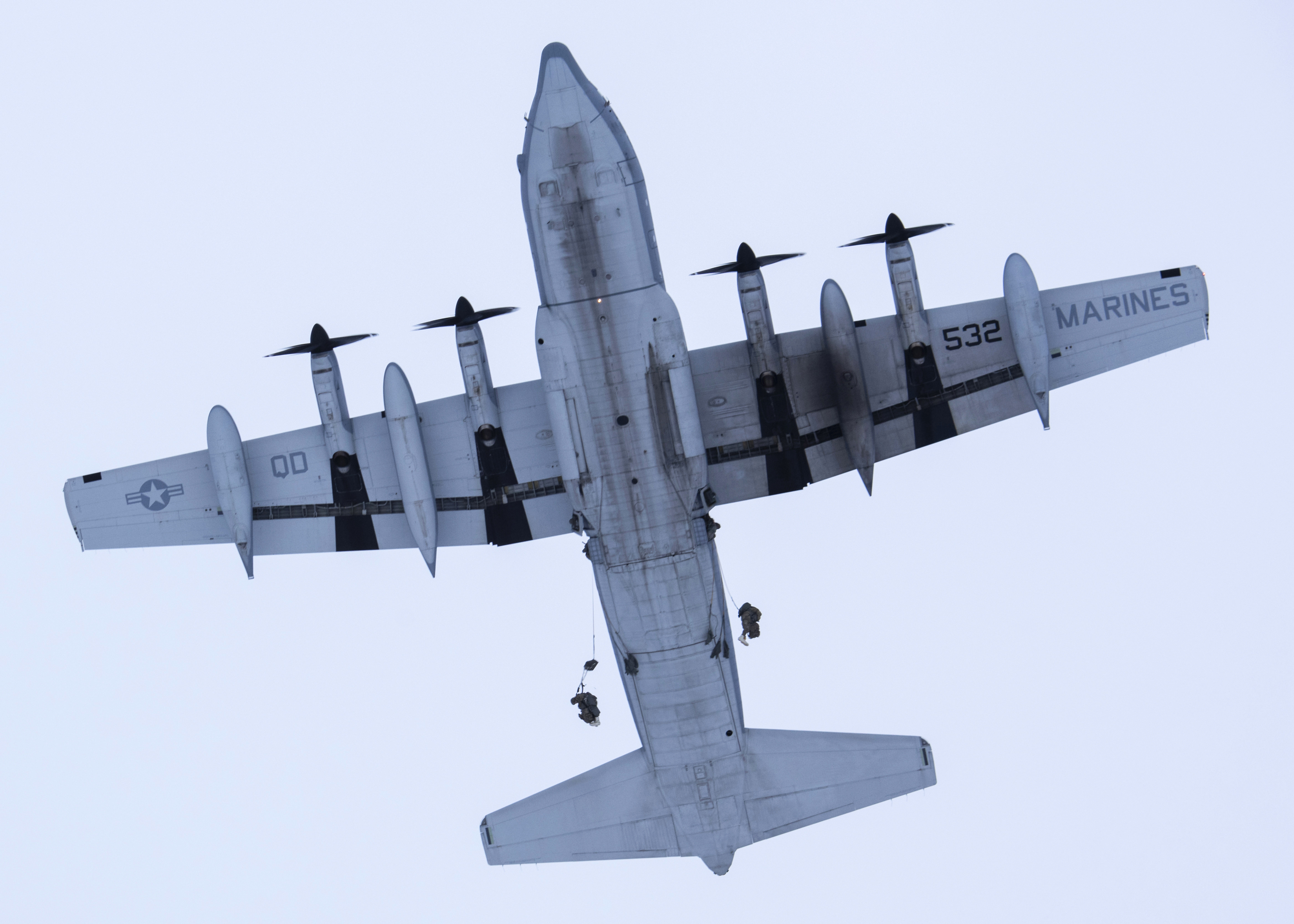 '3 Geronimo' paratroopers jump onto frozen drop zone