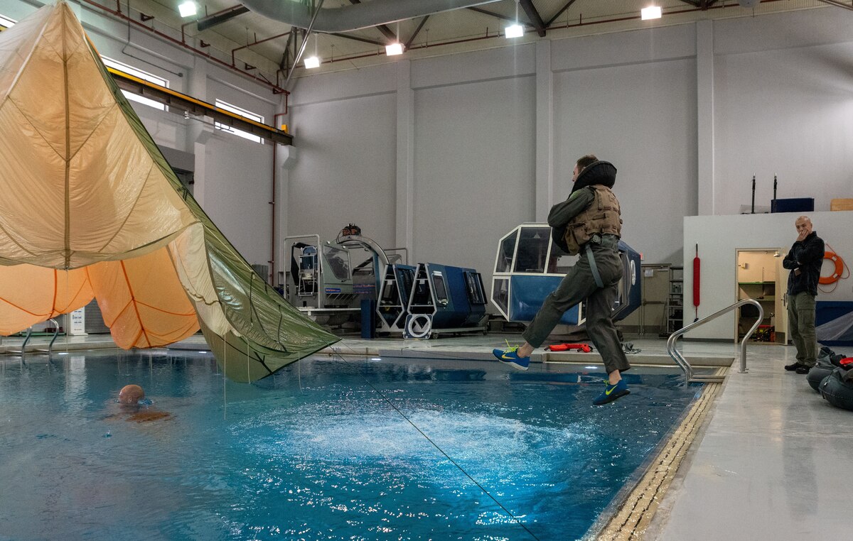 SERE: Water survival - preparing Airmen for open water > Osan Air Base ...