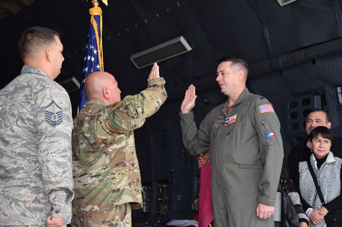 433rd Airlift Wing member re-enlists last time in hometown on C-5M ...