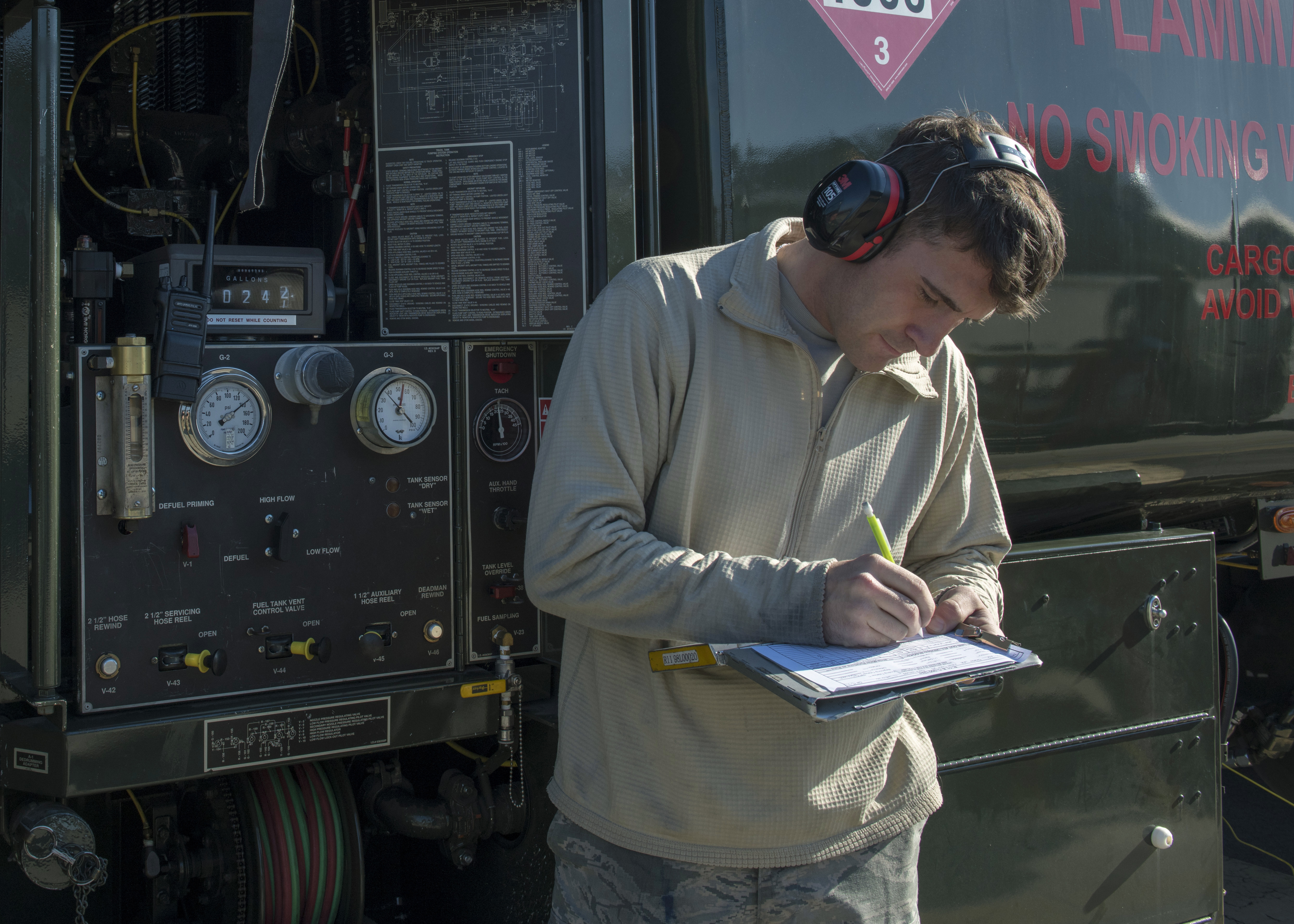 SJ Airmen Conduct Hot-Pit Refueling Technique > Seymour Johnson Air ...