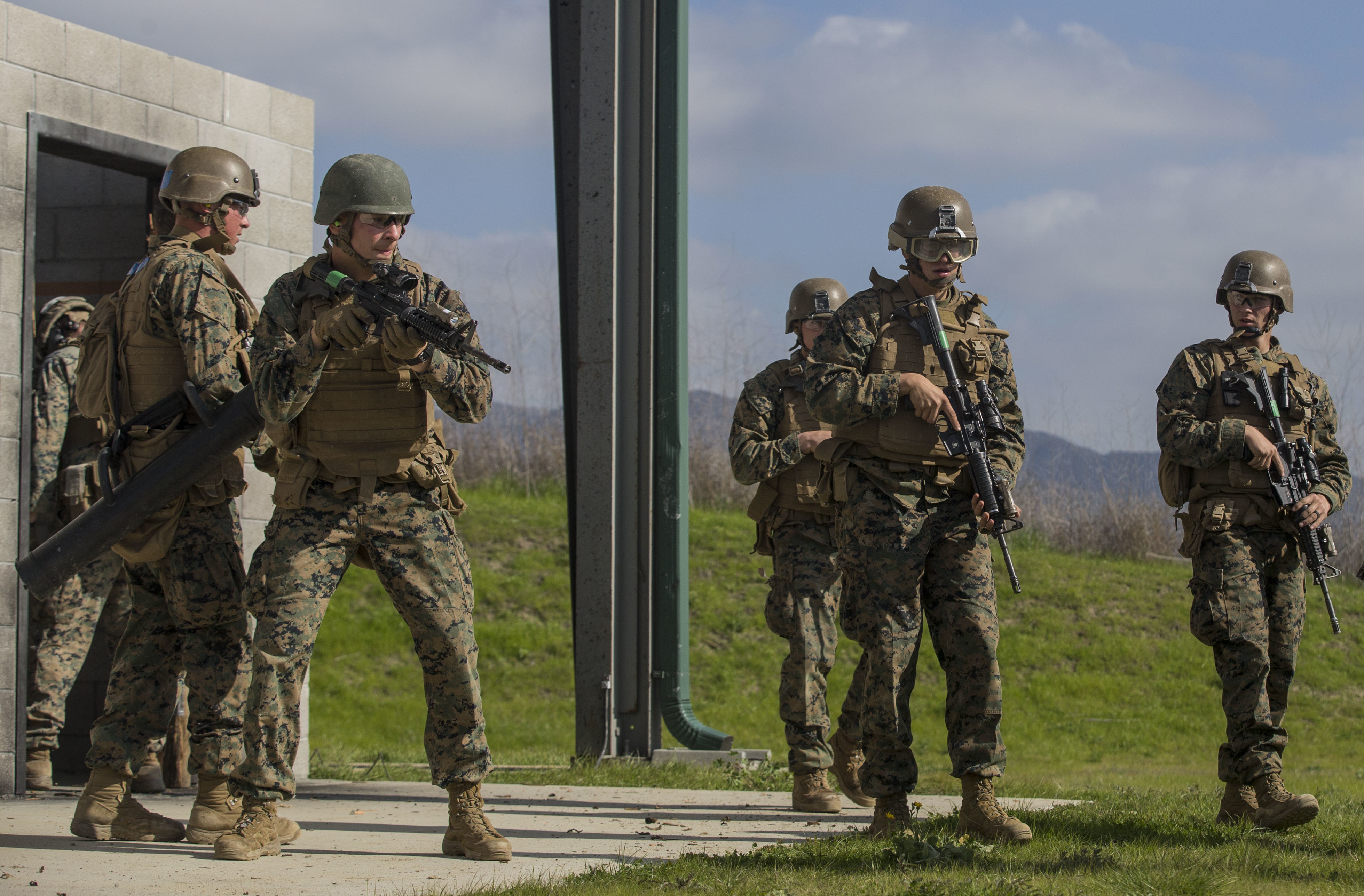 Urban structures no obstacle for last class of 0351 assaultmen > Marine ...