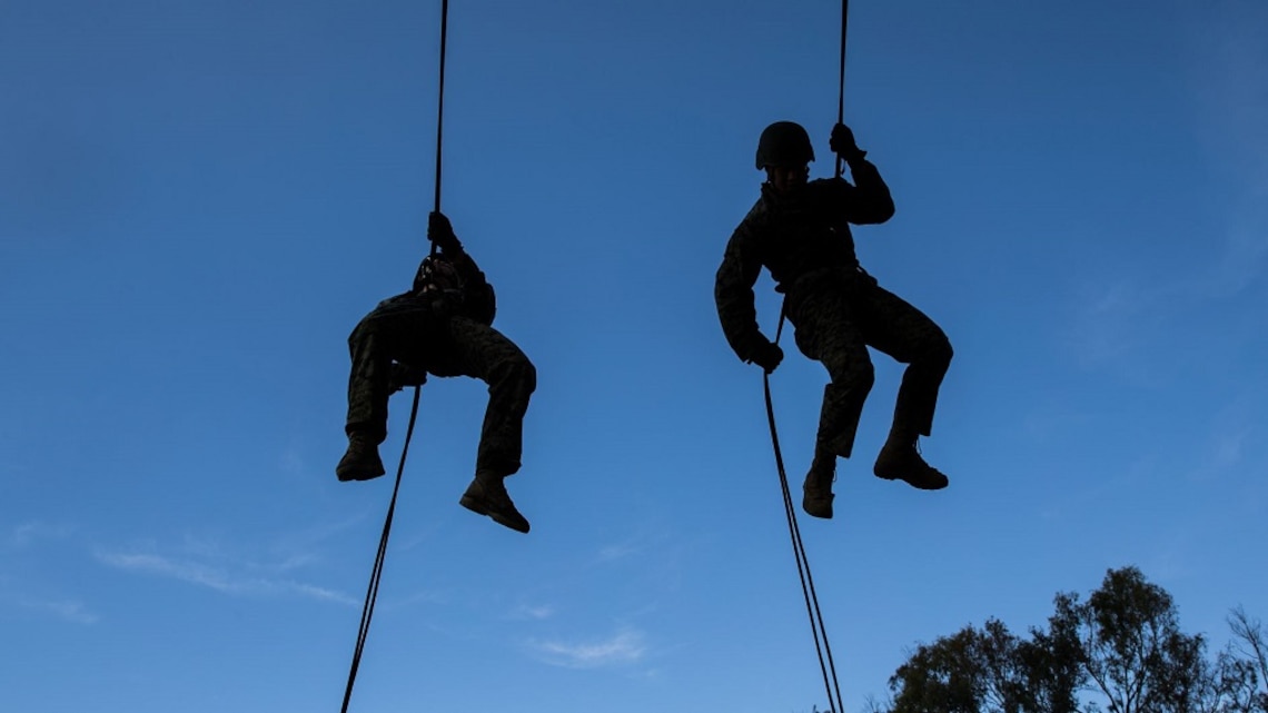 Basic Reconnaissance Course 2-20 conducts helicopter rope suspension ...