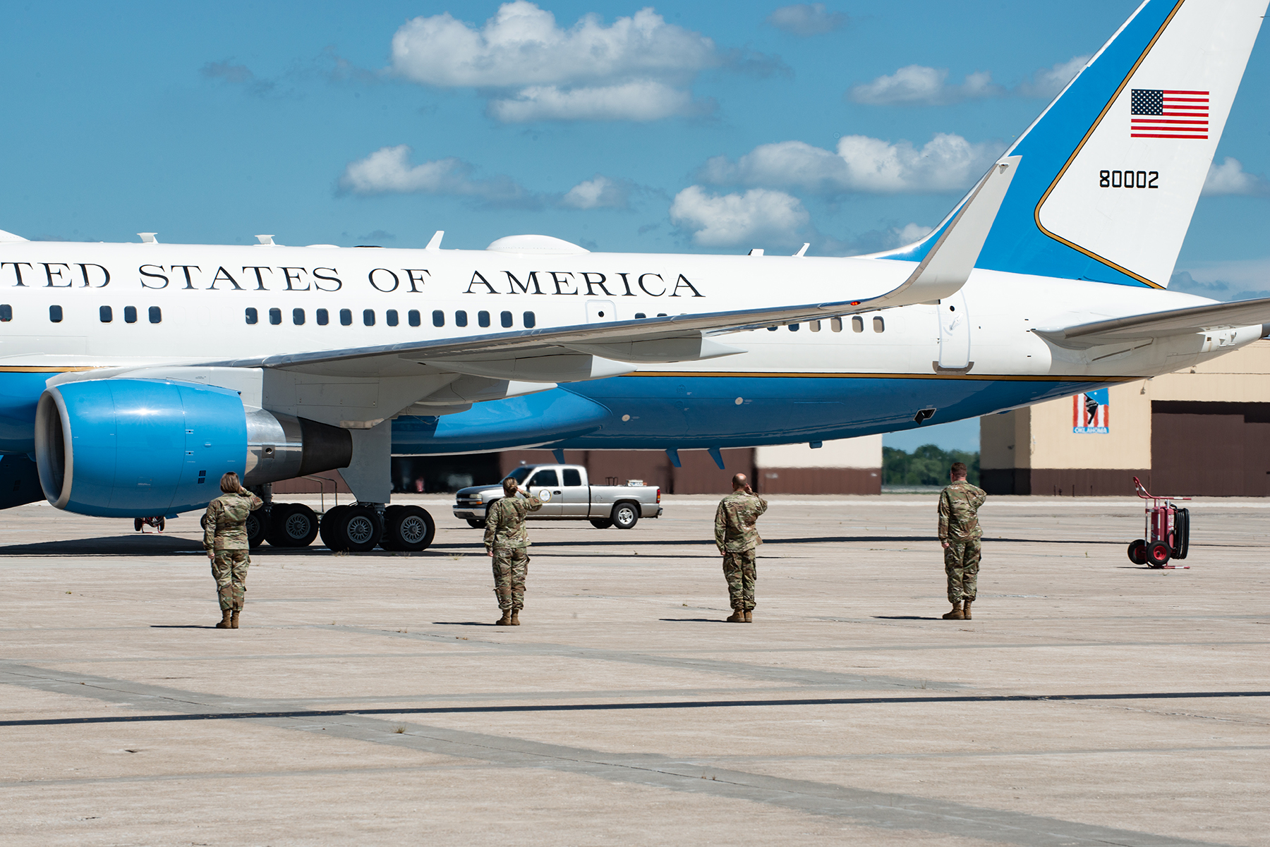 SECDEF visits Team Whiteman, talks TFI on B-2 mission > 131st Bomb Wing ...