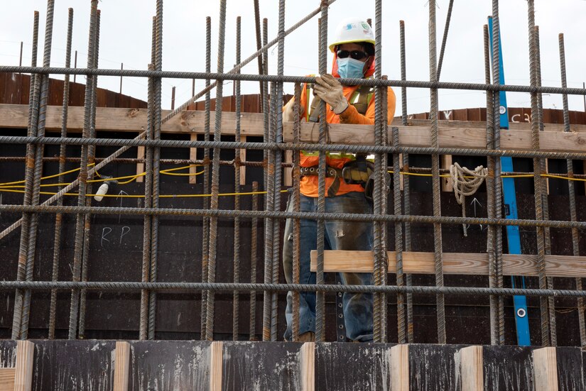 Monolithic effort to construct lock chamber heats up > U.S. Army Corps ...