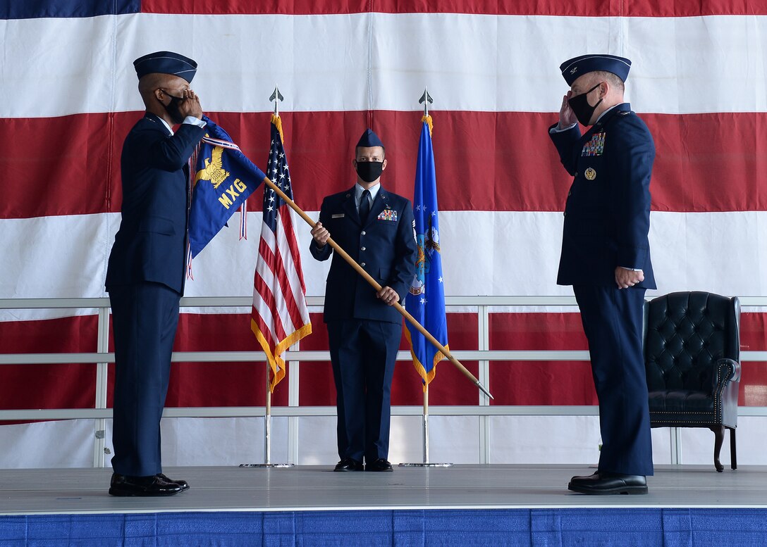 55 MXG welcomes new commander