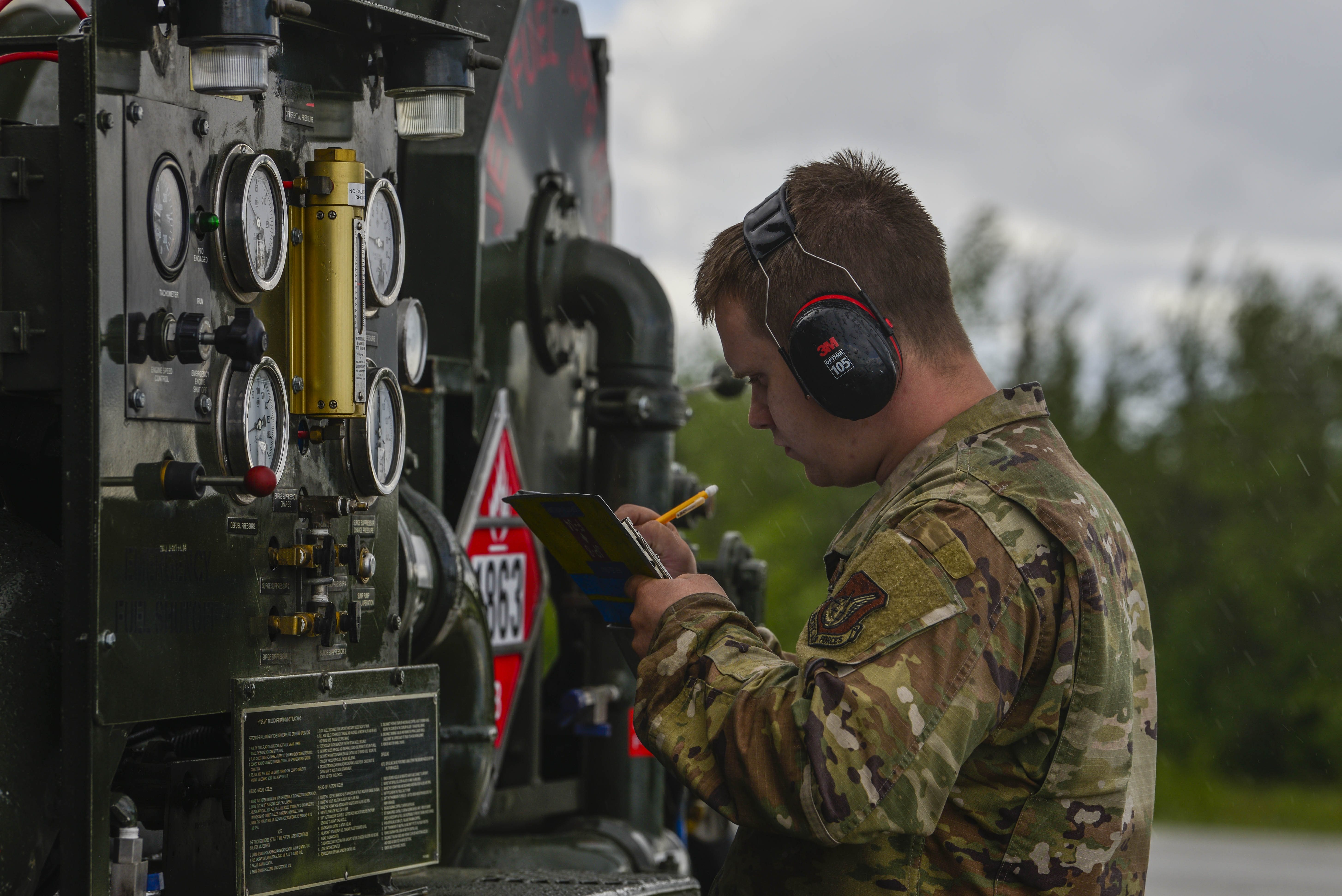 Gas, Go: Eielson Airmen perform first hot pit refueling for F-35A ...