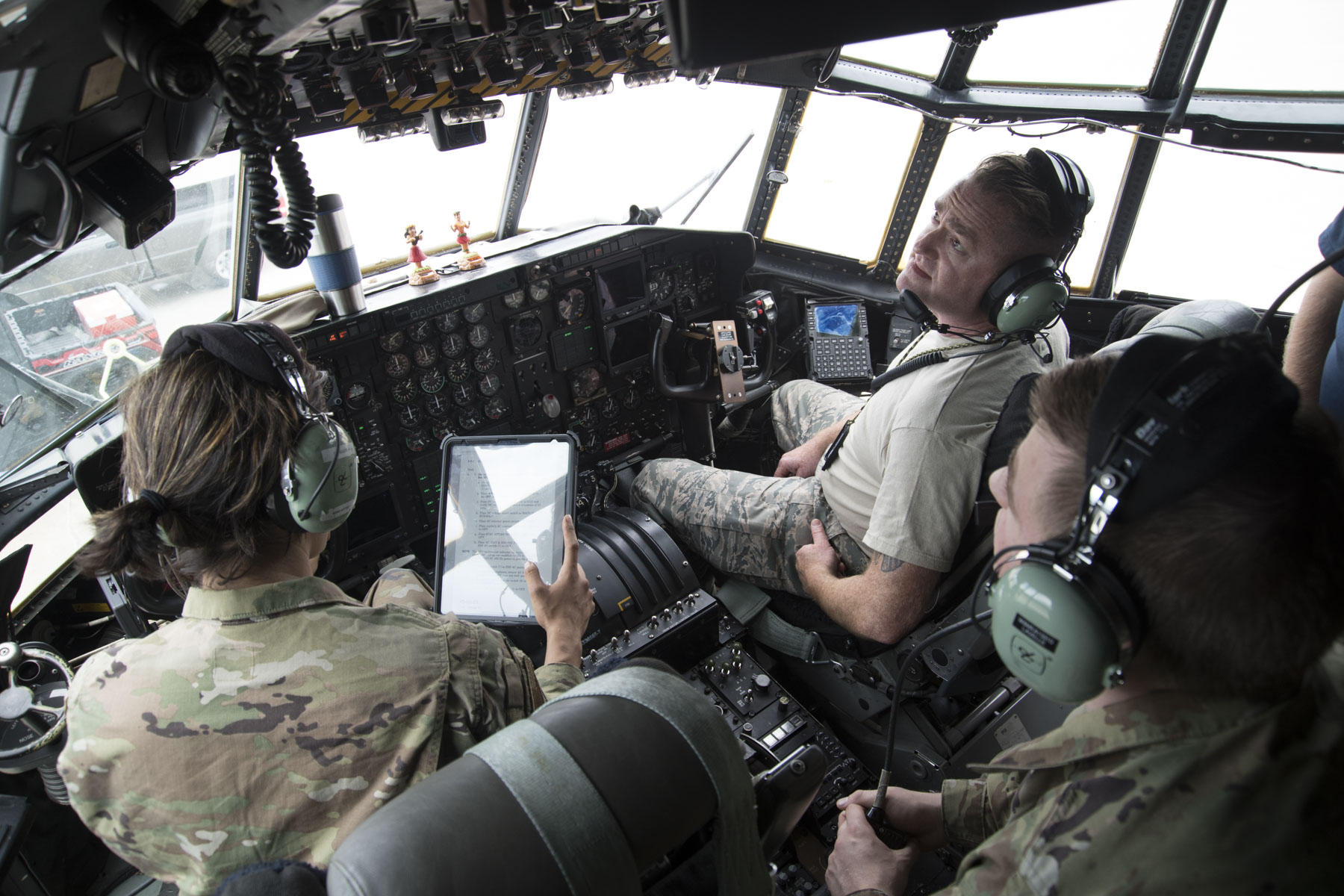 302nd MXS reservists conduct pressurization and auxiliary power unit ...