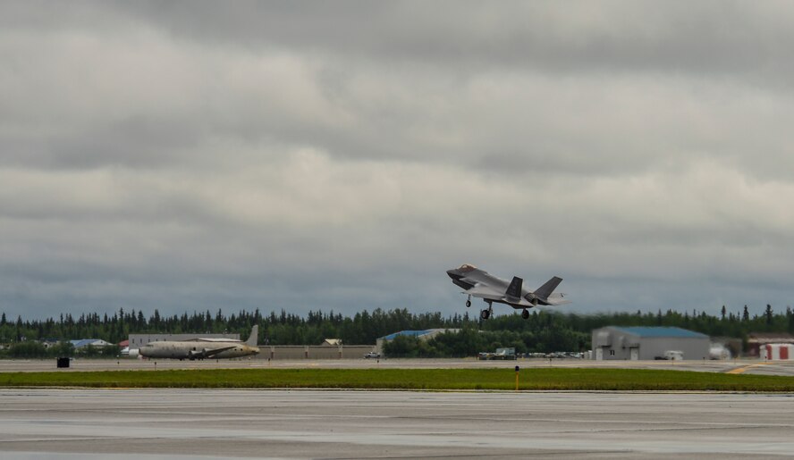 Eielson Airmen, Fairbanks airport authorities team up for aircraft ...