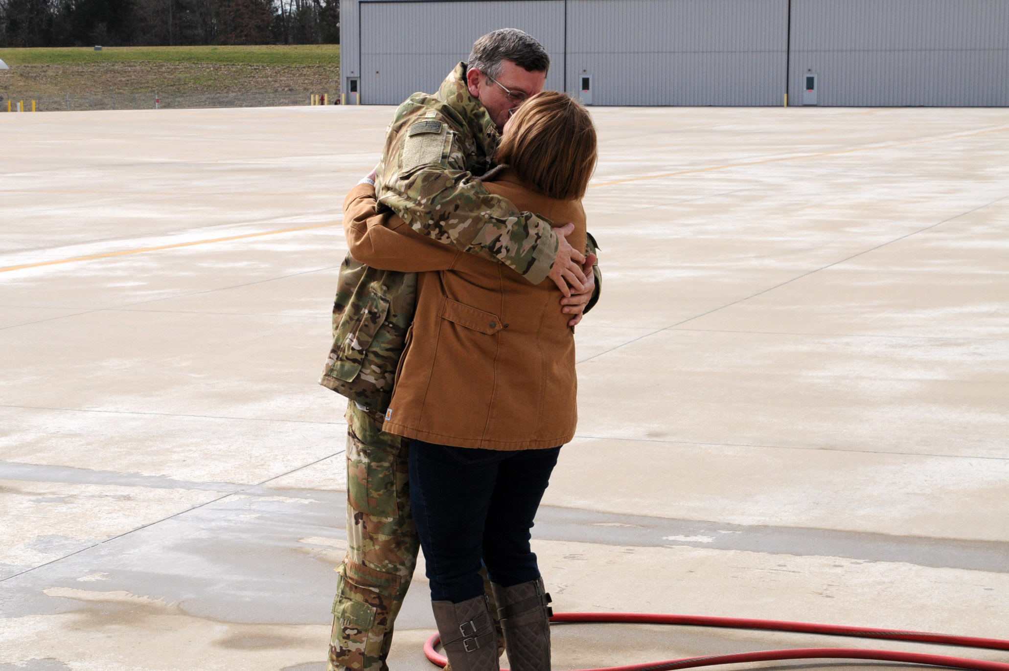 Aviator makes final flight, says goodbye to the Guard > Kentucky Guard ...