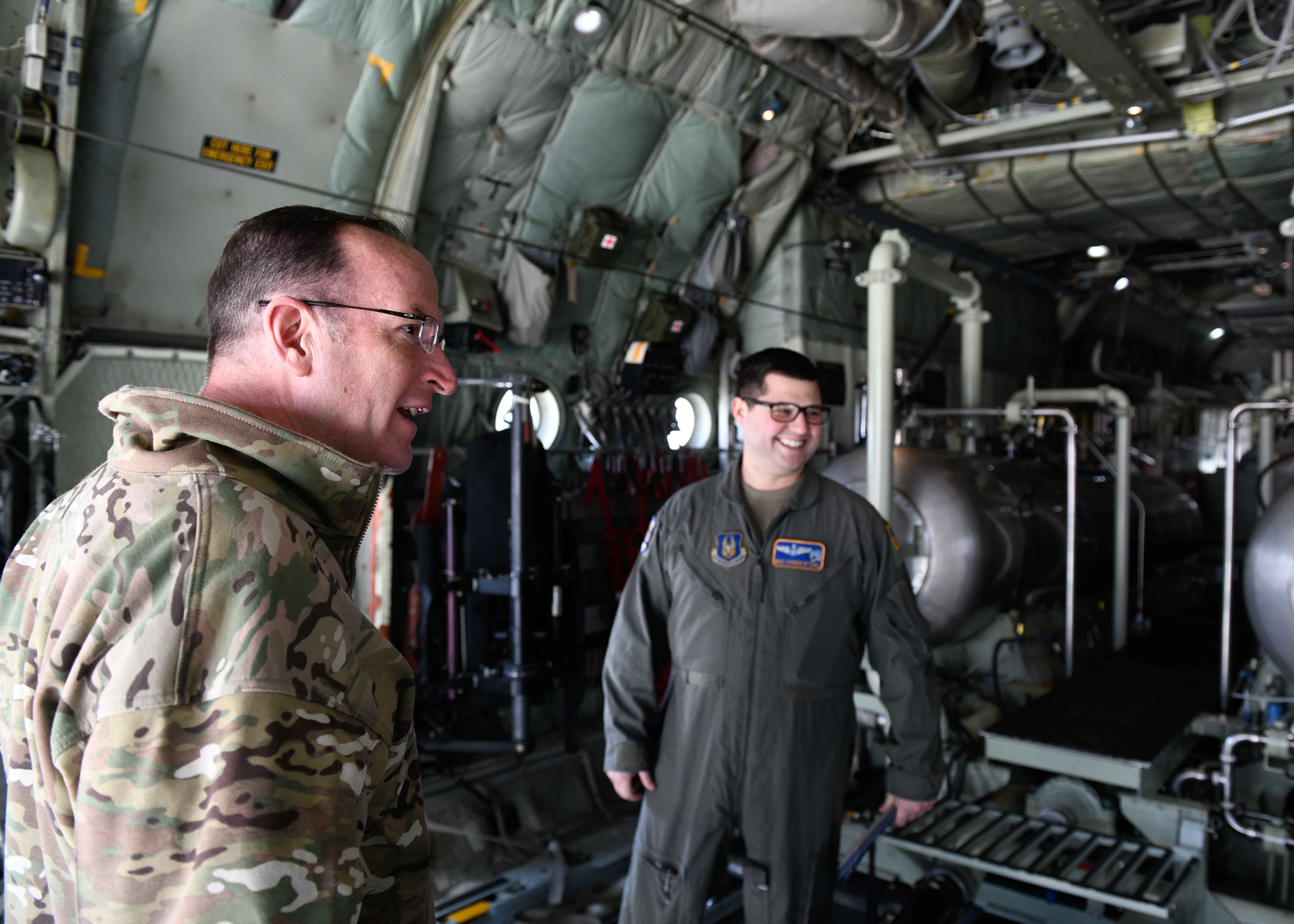 Commander of 22nd Air Force visits YARS