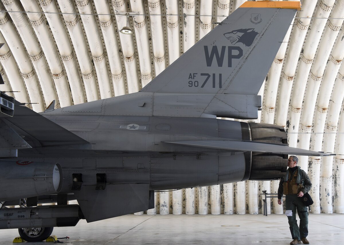 7th Air Force commander receives mission update from Wolf Pack > 5th ...
