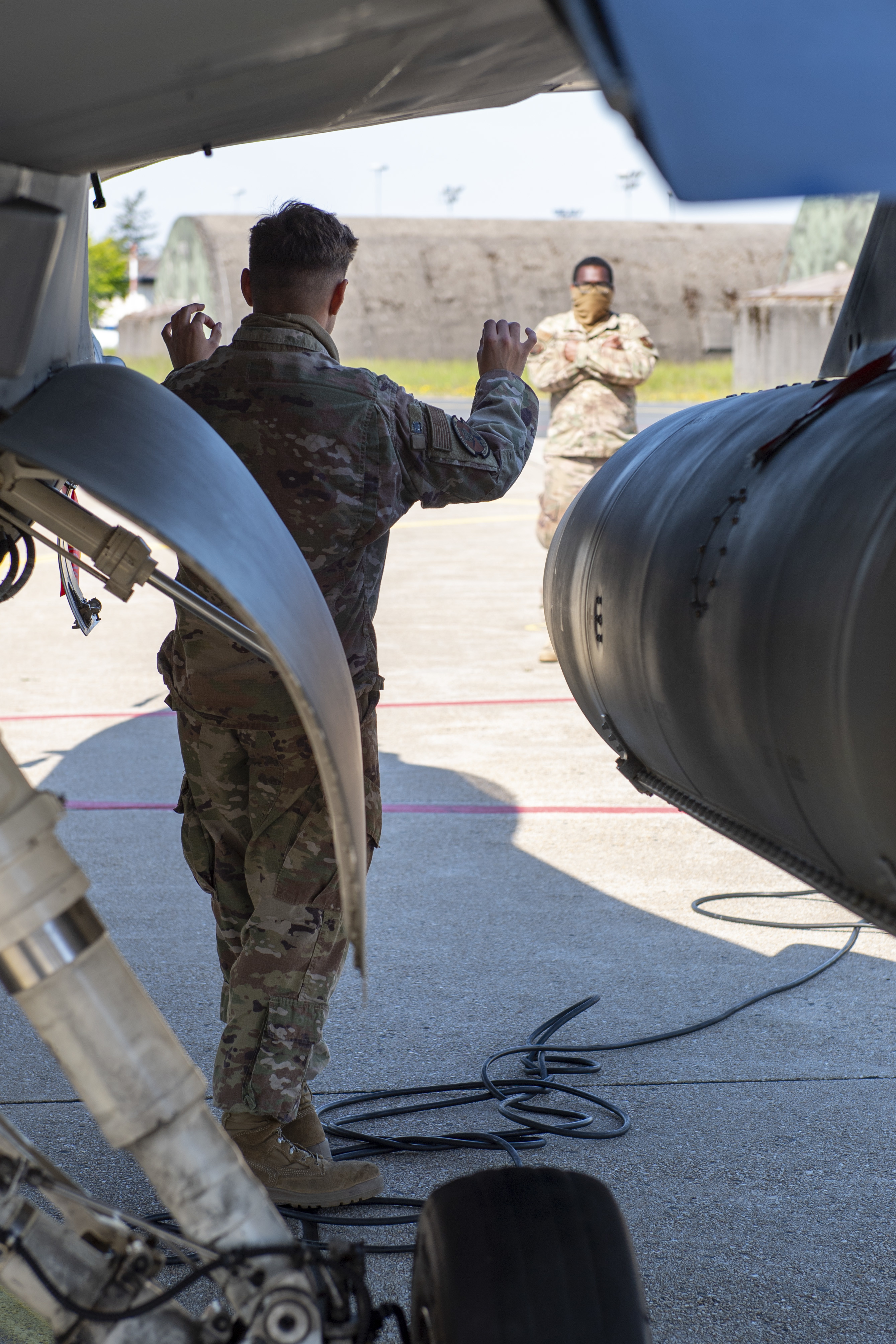 52nd MXG teams up with 435th CRS to get hot pit certified > U.S. Air ...